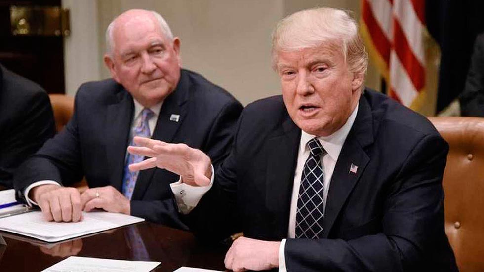 Un juez de EE.UU. bloquea la orden de Trump que negaba fondos federales ...