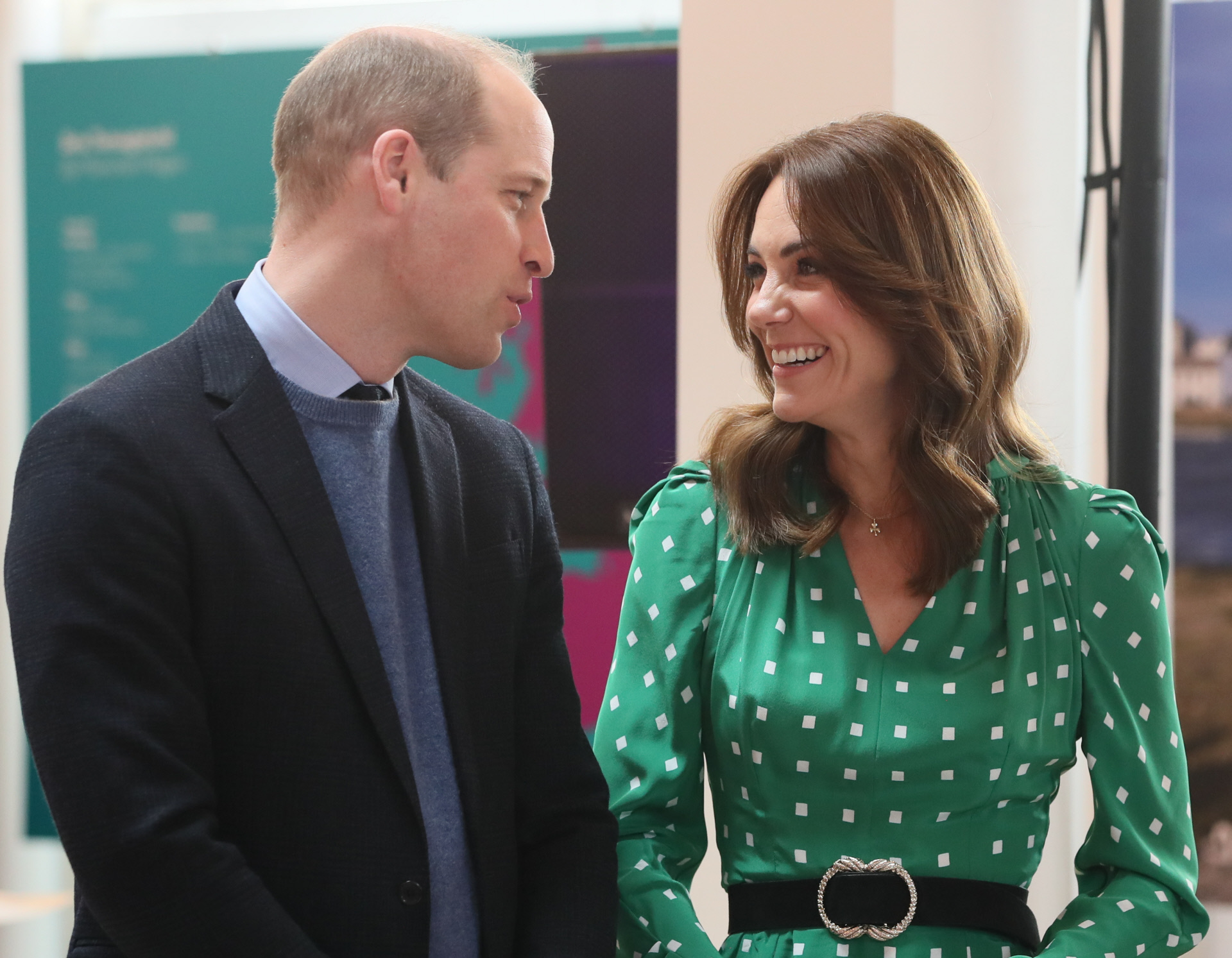 Kate Middleton se ríe de Guillermo mientras hace malabares. RTVE