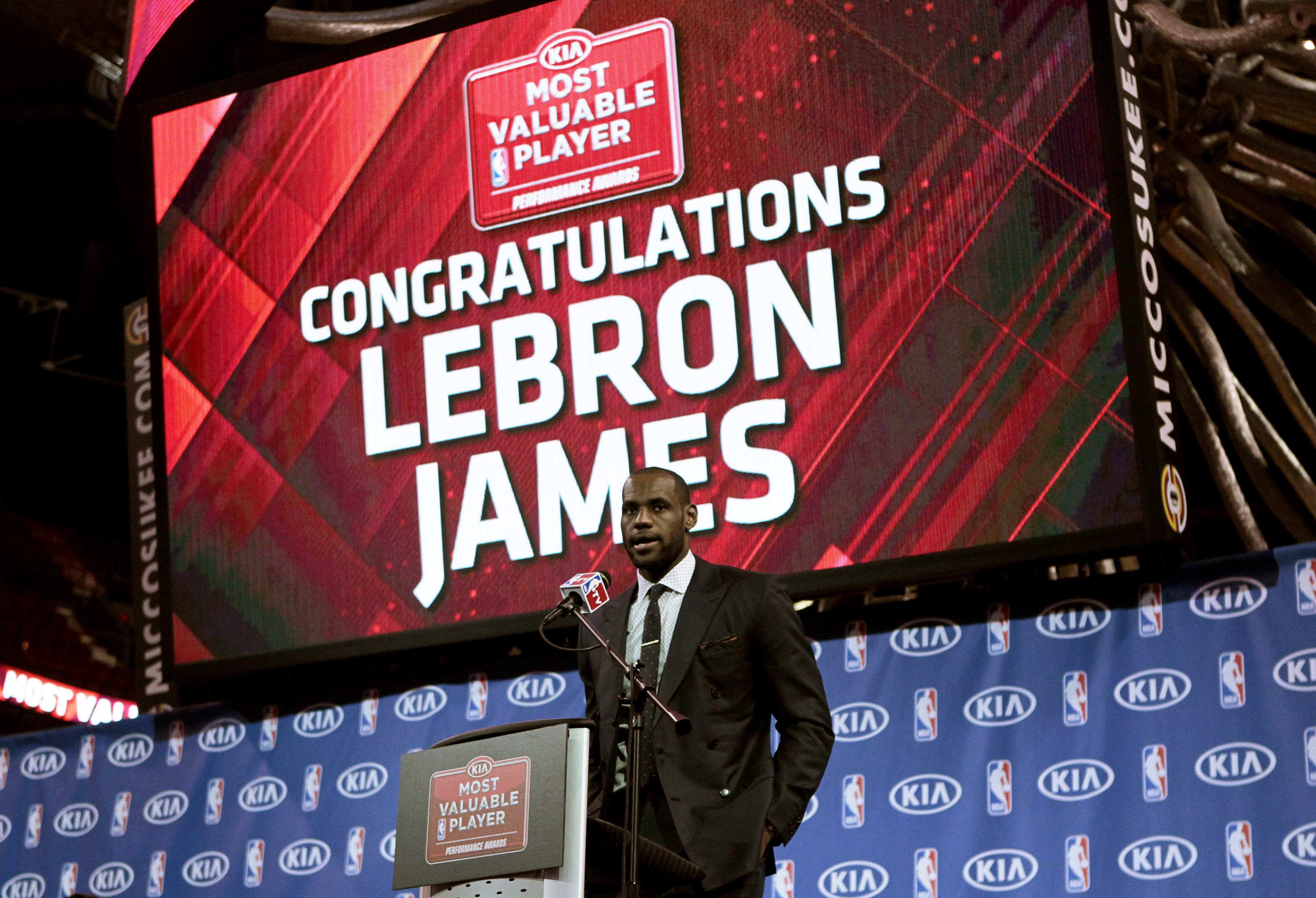 LeBron, mejor jugador de la NBA a un voto de la unanimidad | RTVE