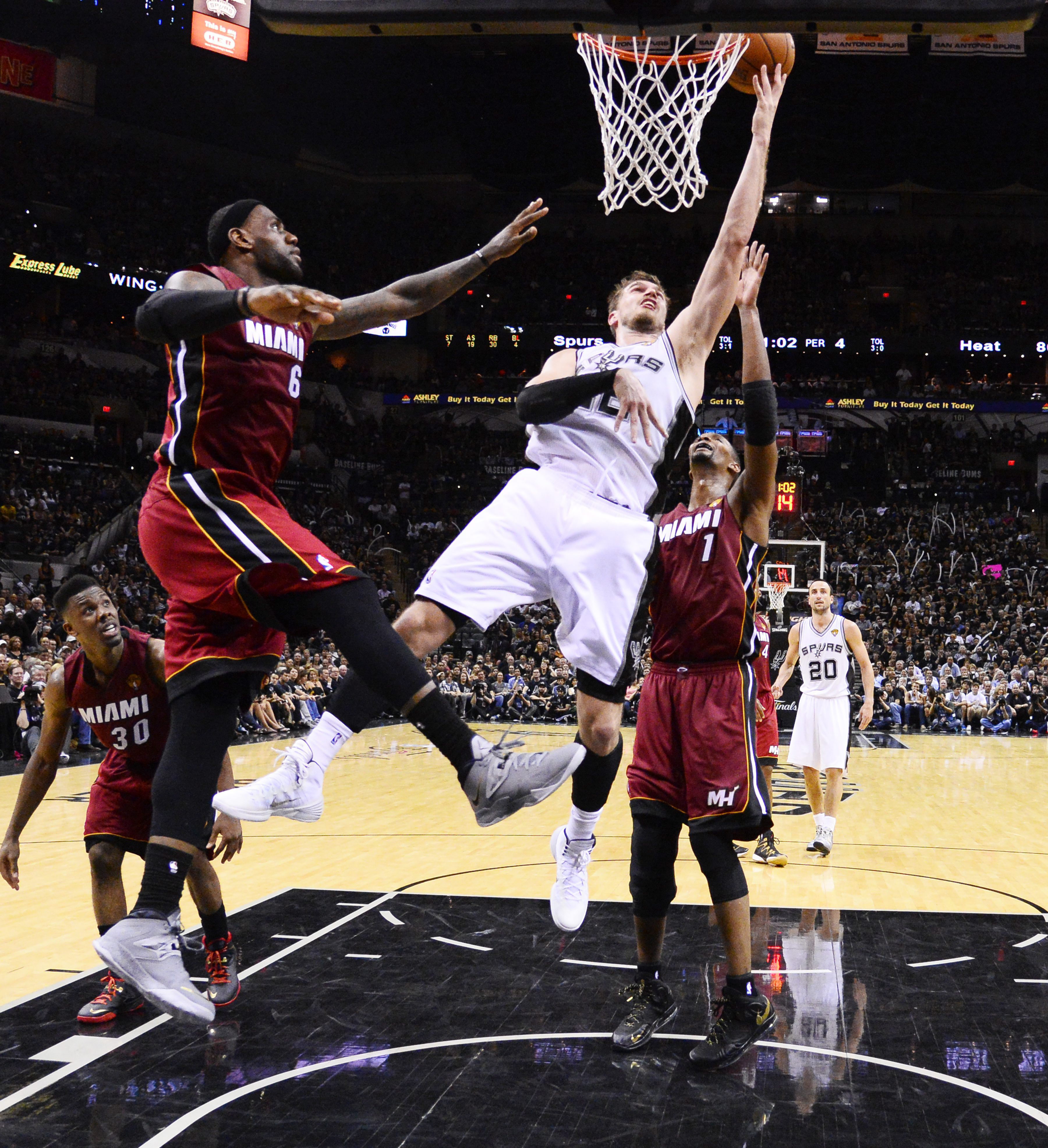 James se lesiona en la primera victoria de los Spurs | RTVE.es