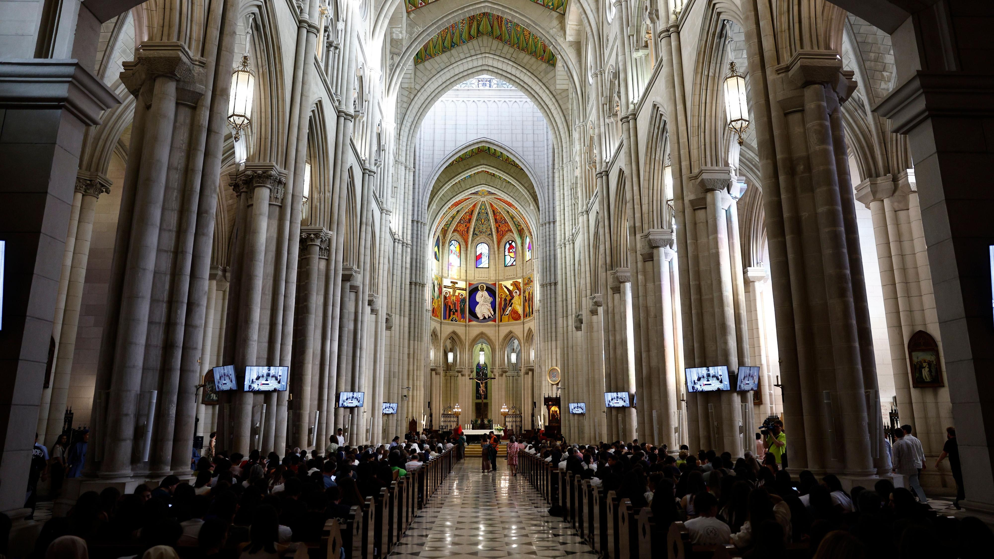 León XIV insta a derribar murallas en su oración de la Almudena