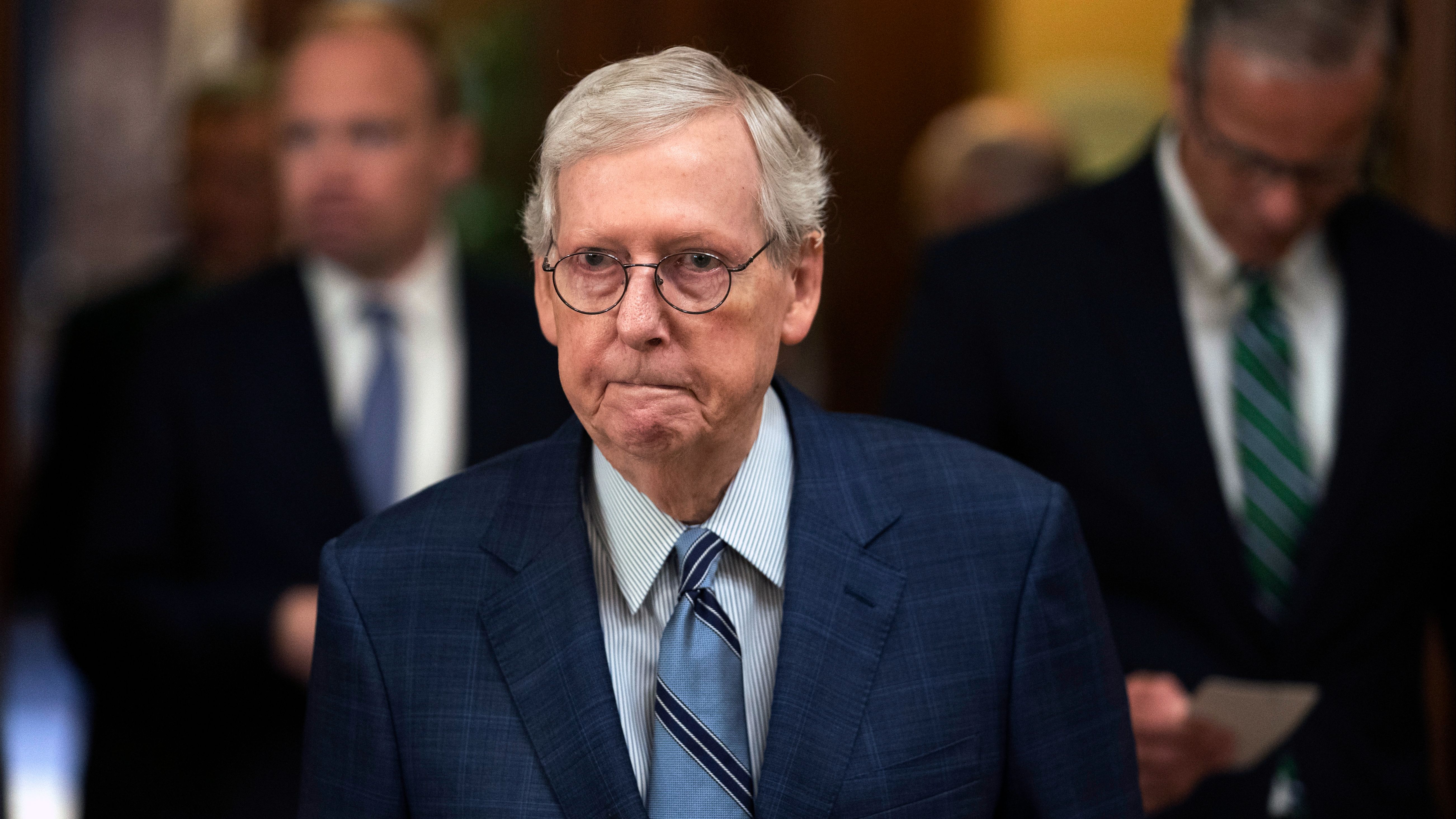 El líder republicano en el Senado, Mitch McConnell, anuncia que ...