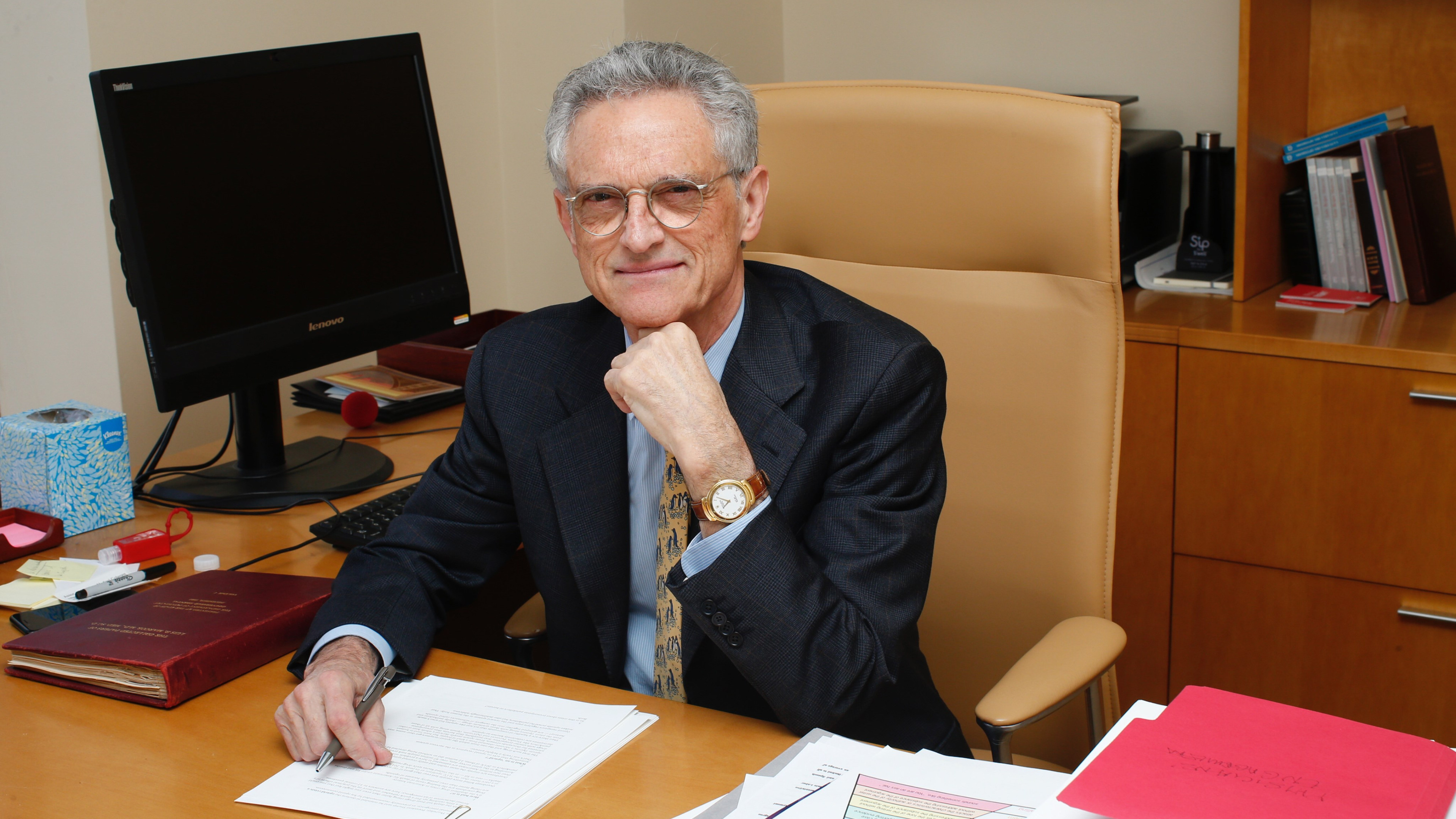 Luis Rojas Marcos: "La española vive más porque habla mucho"