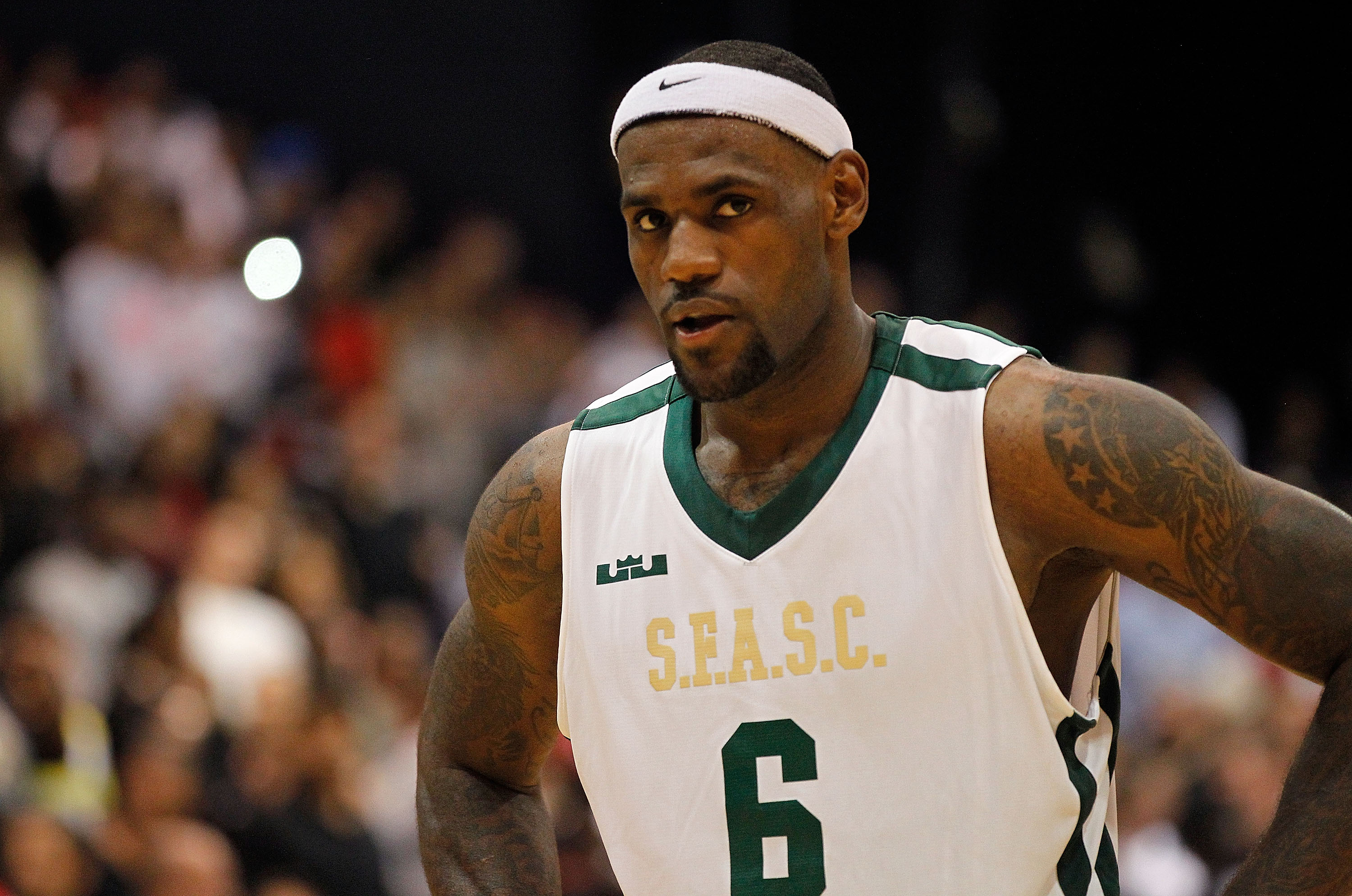 Magic Johnson bromea a costa de Lebron James, que se siente ofendido