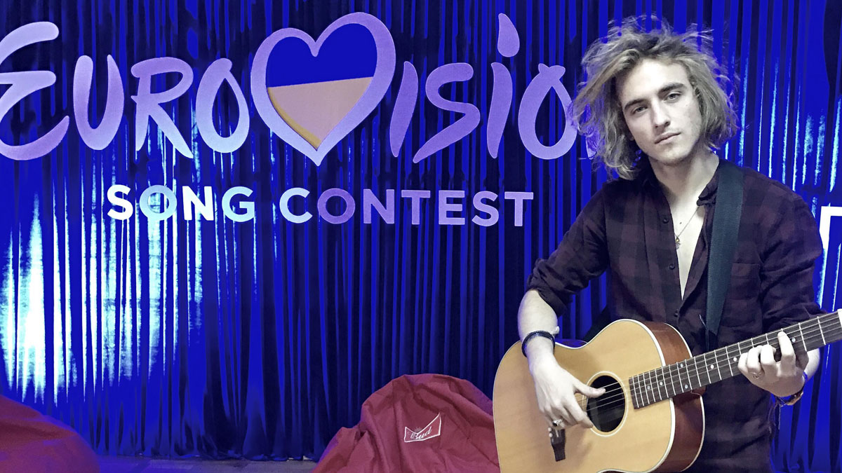 Manel Navarro sigue con su gira por países eurovisivos | RTVE