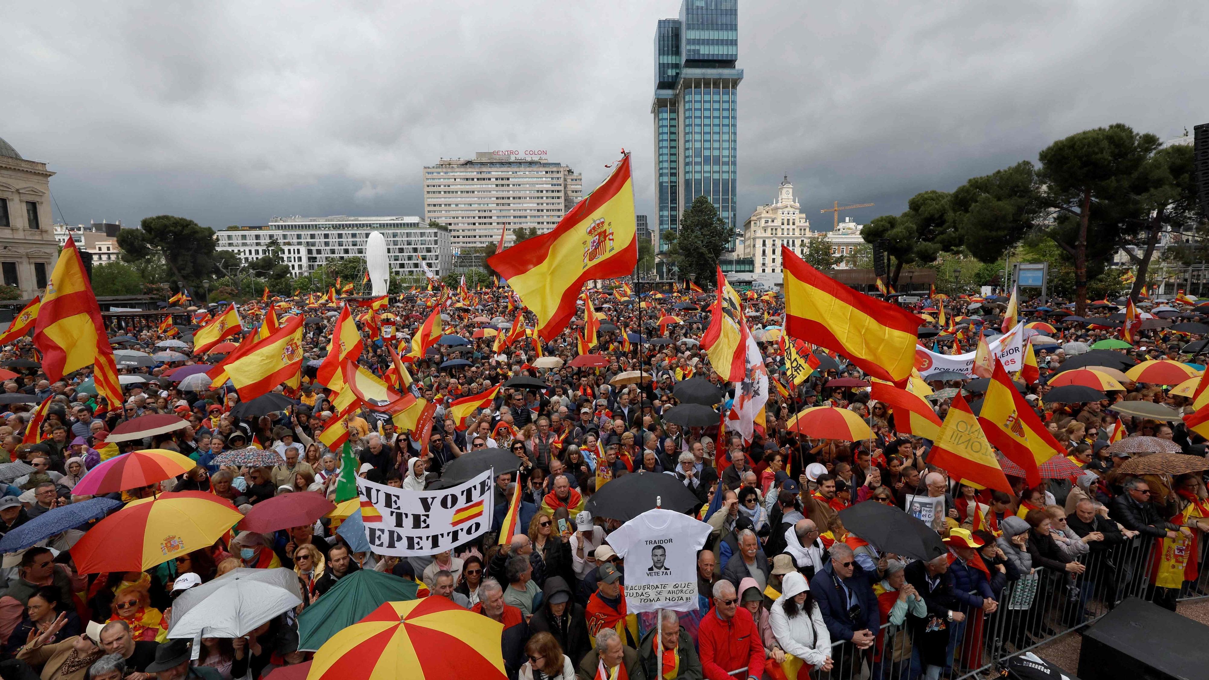 Miles de personas piden en Madrid la dimisión de Sánchez