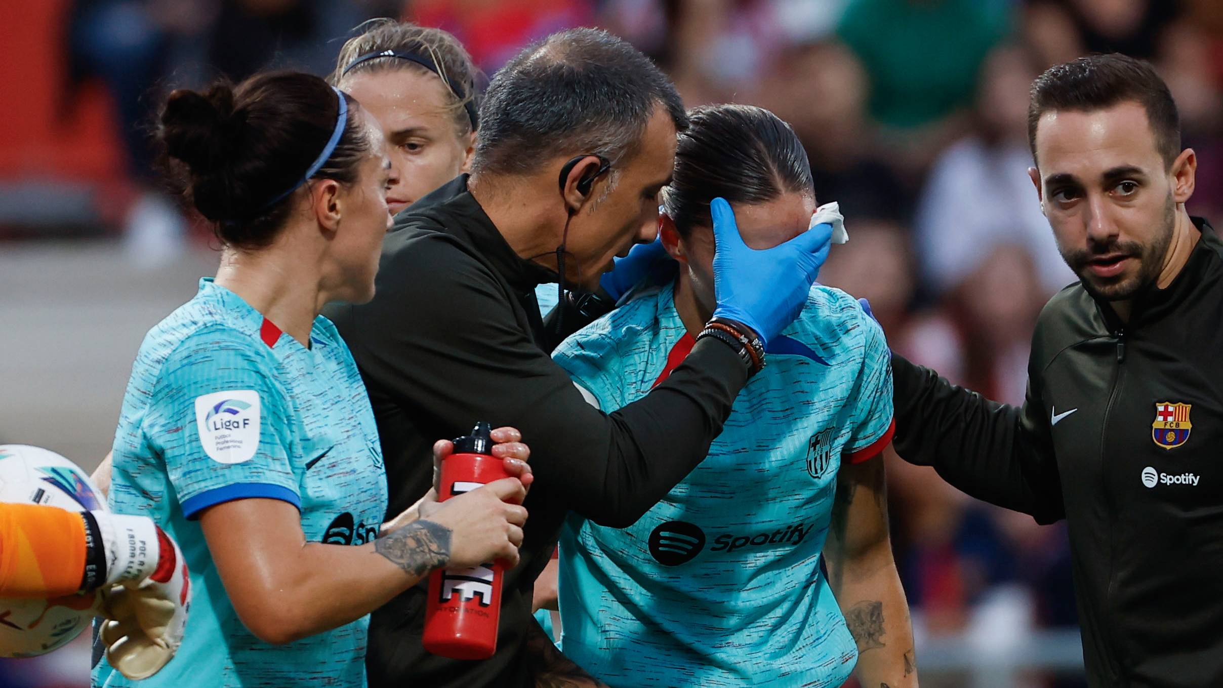 Mapi León reclama el VAR para la Liga F tras recibir un codazo en la ceja