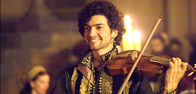 Mark Smeaton, interpretado por David Alpay