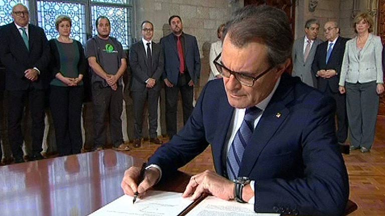 Arthur Mas firma el decreto que convoca el 9N | RTVE.es