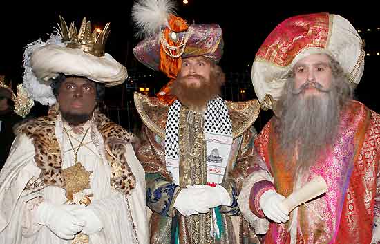 Melchor, Gaspar y Baltasar reparten sonrisas mientras los niños esperan ...