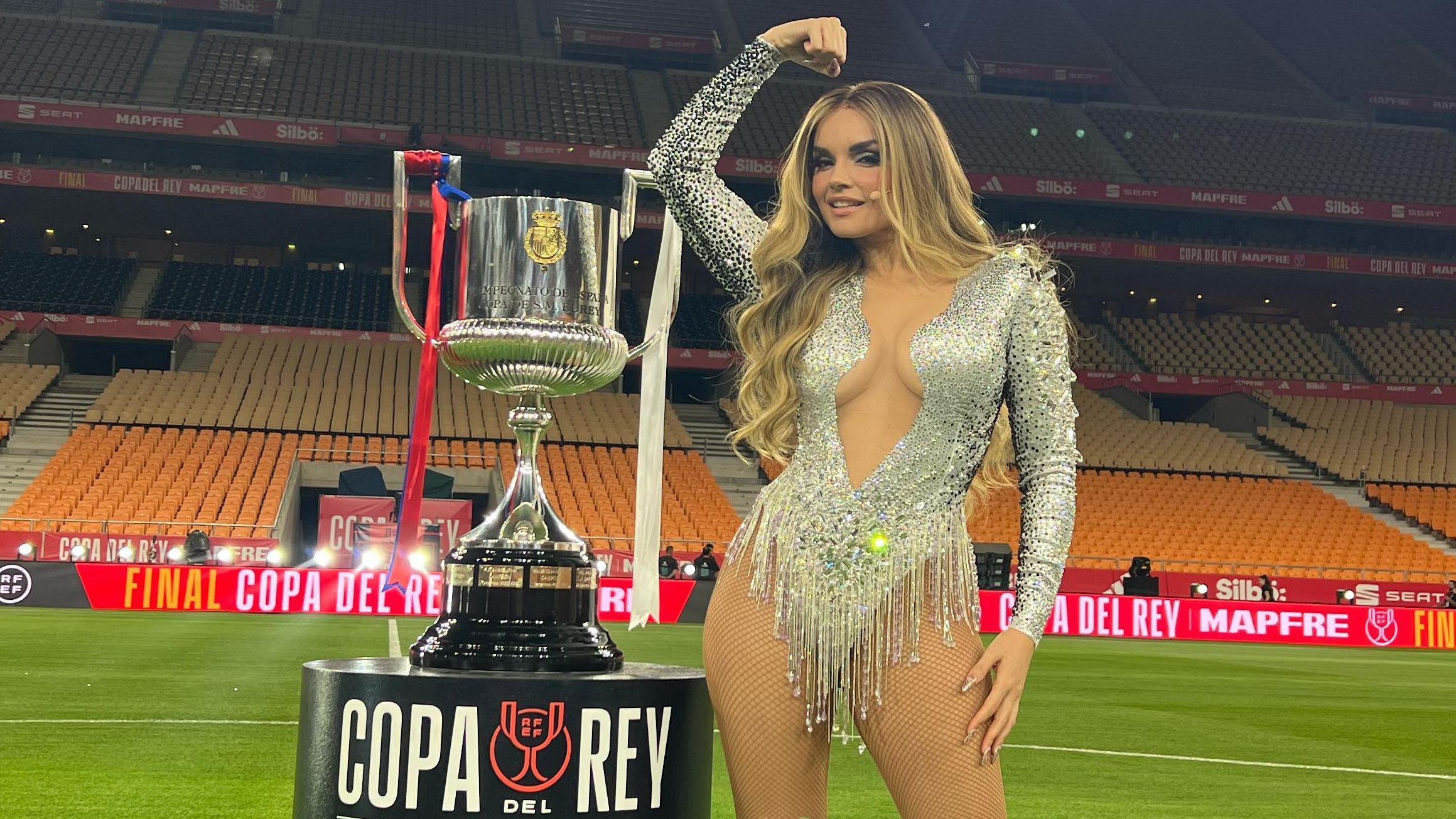 Melody canta en el descanso de la Final de la Copa del Rey
