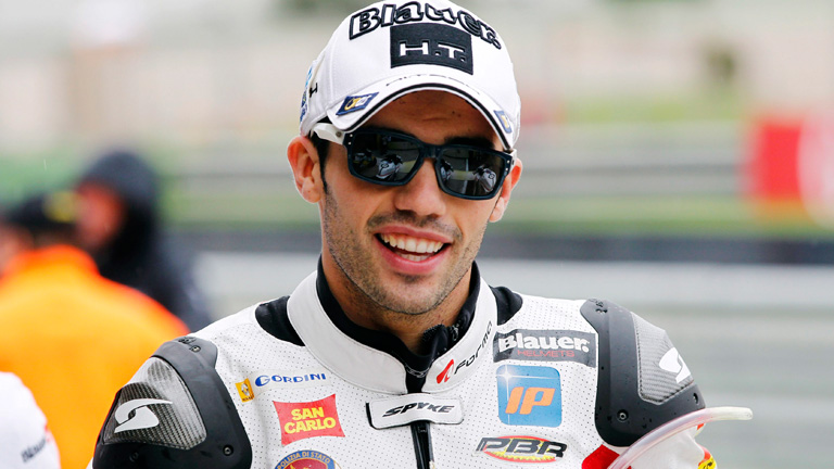 Michelle Pirro dedica su primera victoria a Simoncelli