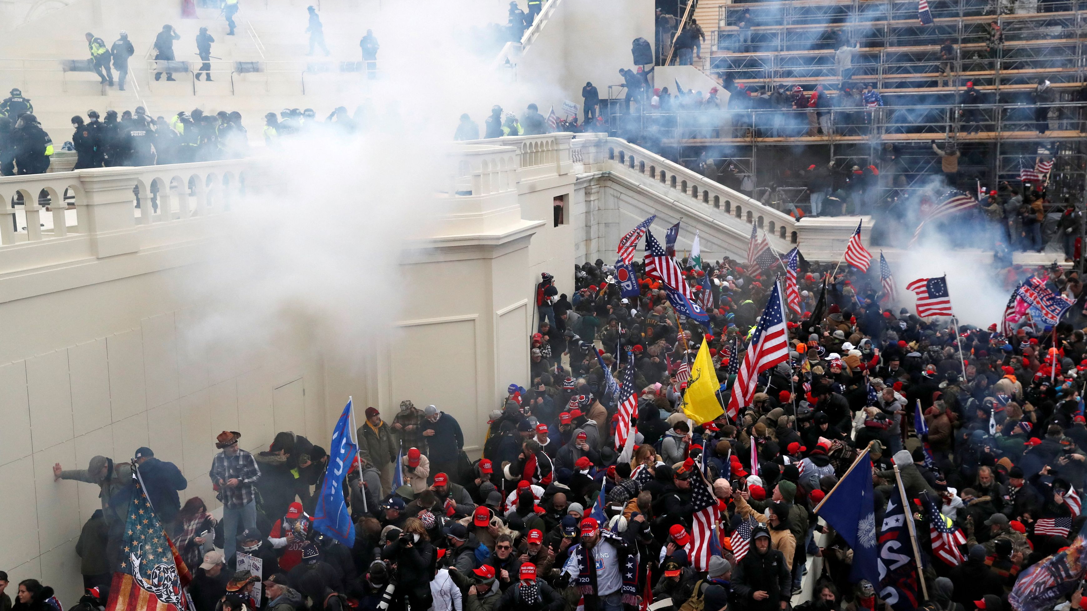 Un miembro de Oath Keepers, condenado a tres años de prisión por el ...