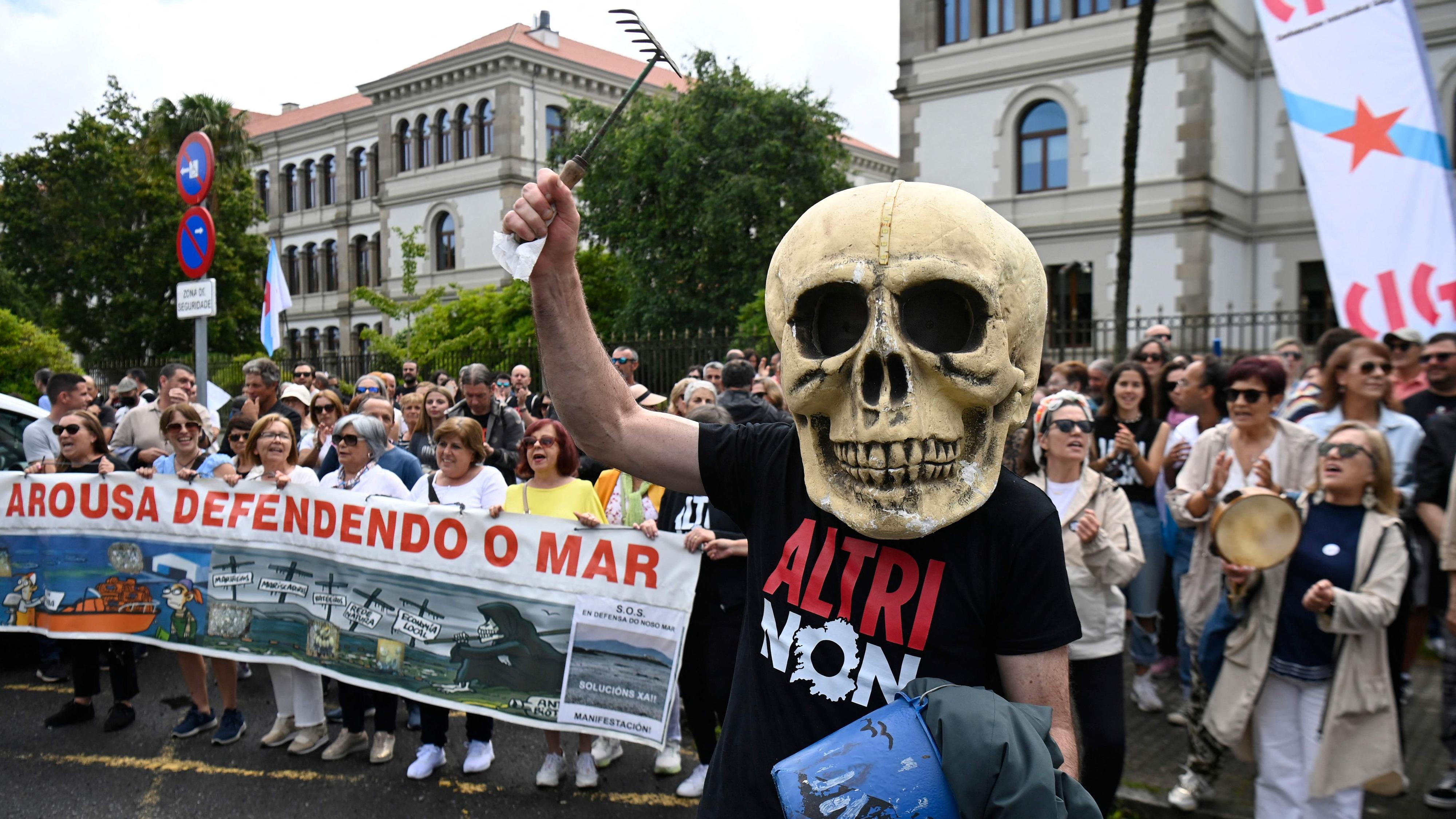 Miles de personas rodean la sede de la Xunta en Santiago al grito de ...