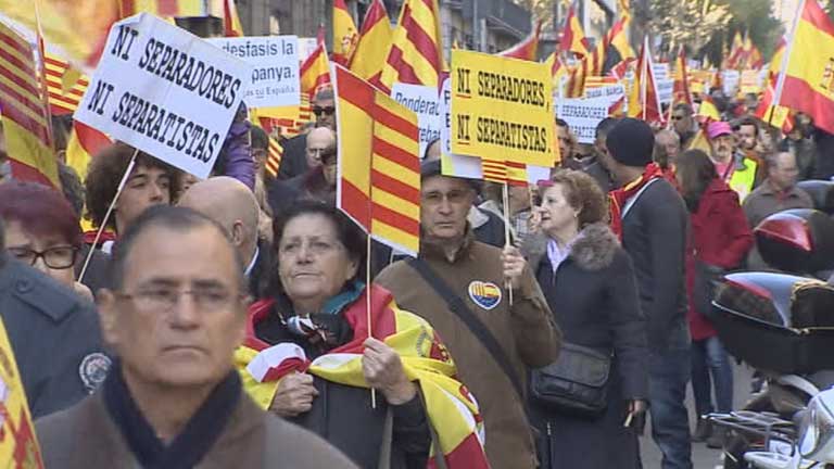Miles De Personas Se Manifiestan En Barcelona En Defensa De La Constitución
