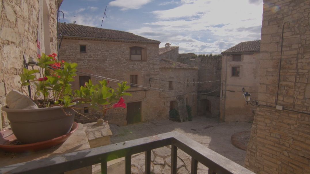 Montfalcó Murallat, un poble emmurallat amb sis habitants