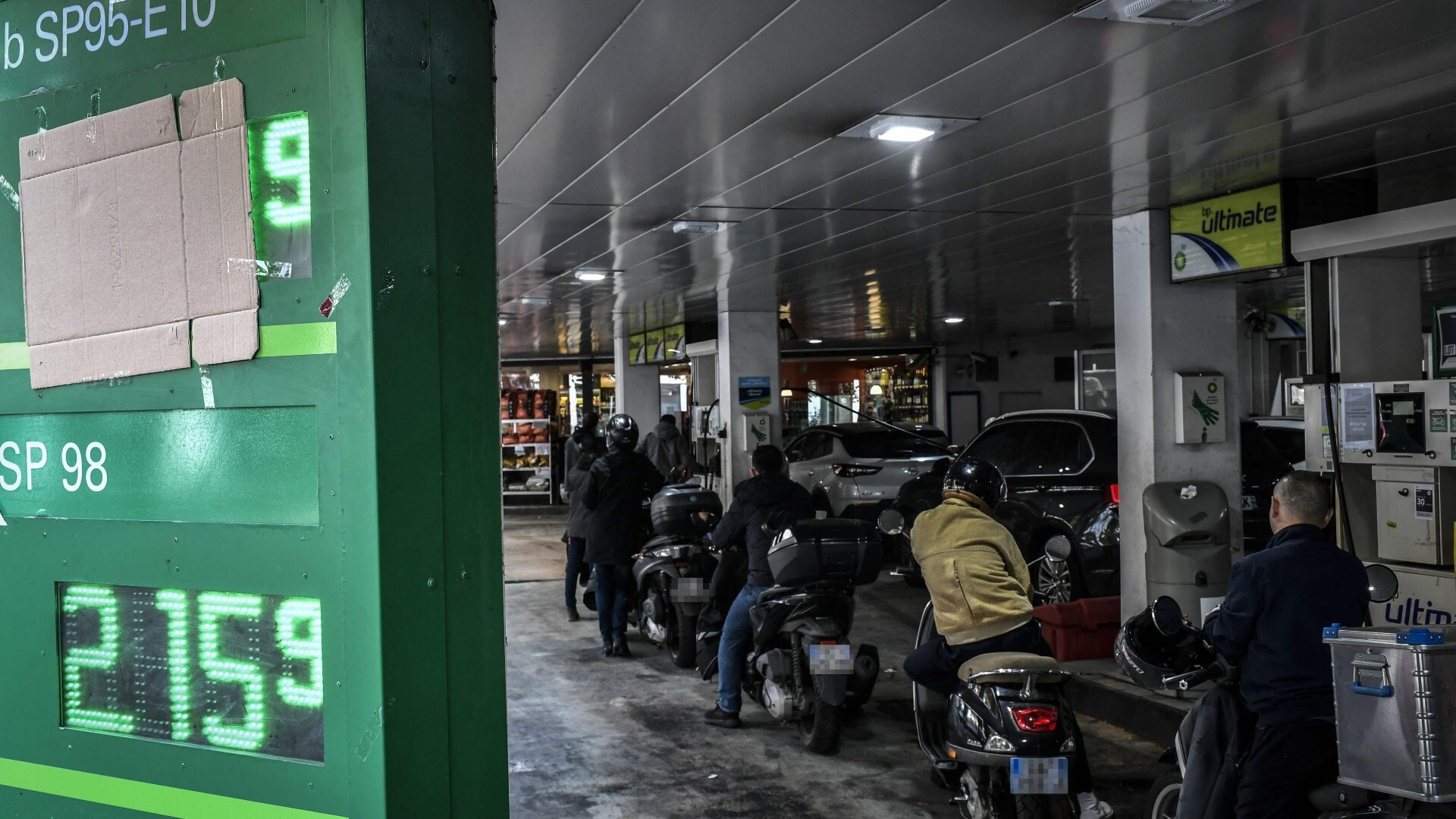 Francia obliga a los empleados en huelga a volver a las refinerías en ...