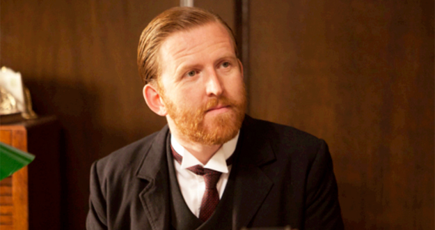 Mr Grove, interpretado por Tom Goodman-Hill