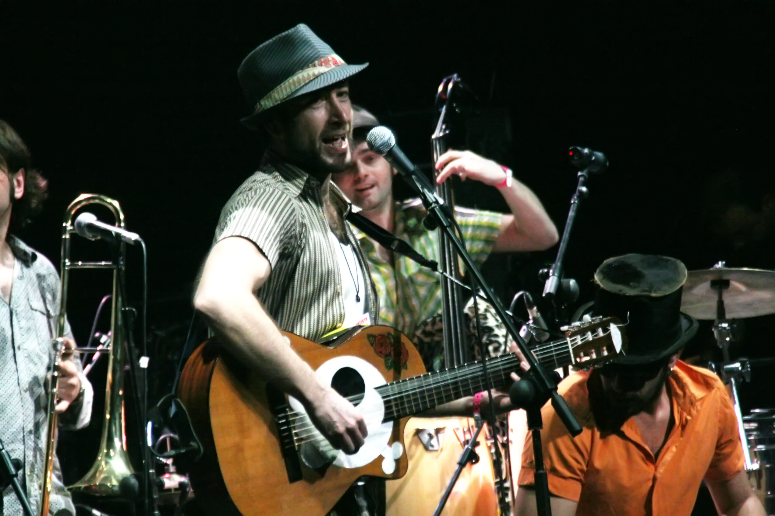 Muchachito quema la casa