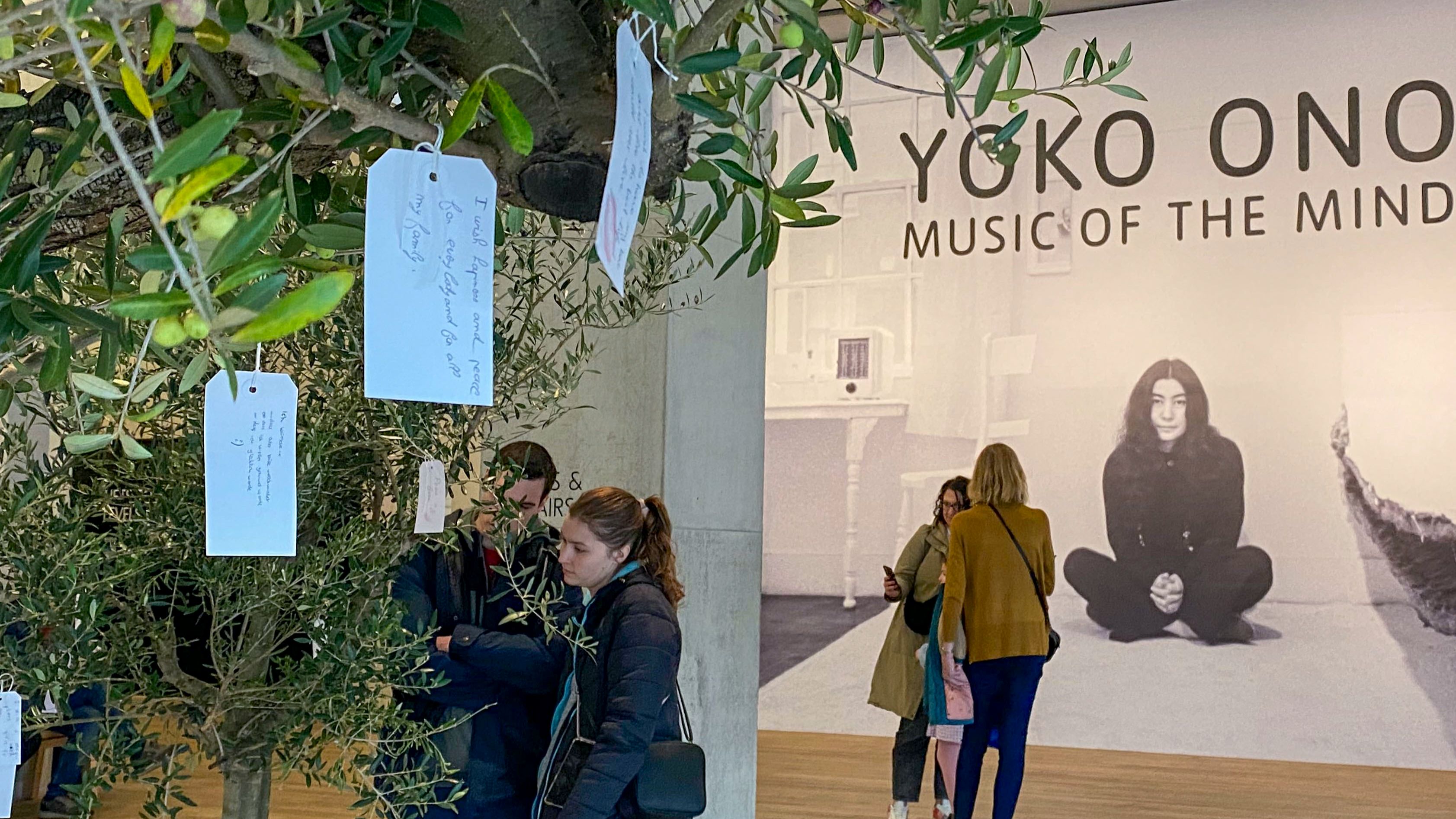 Yoko Ono se reivindica como artista en la Tate Modern
