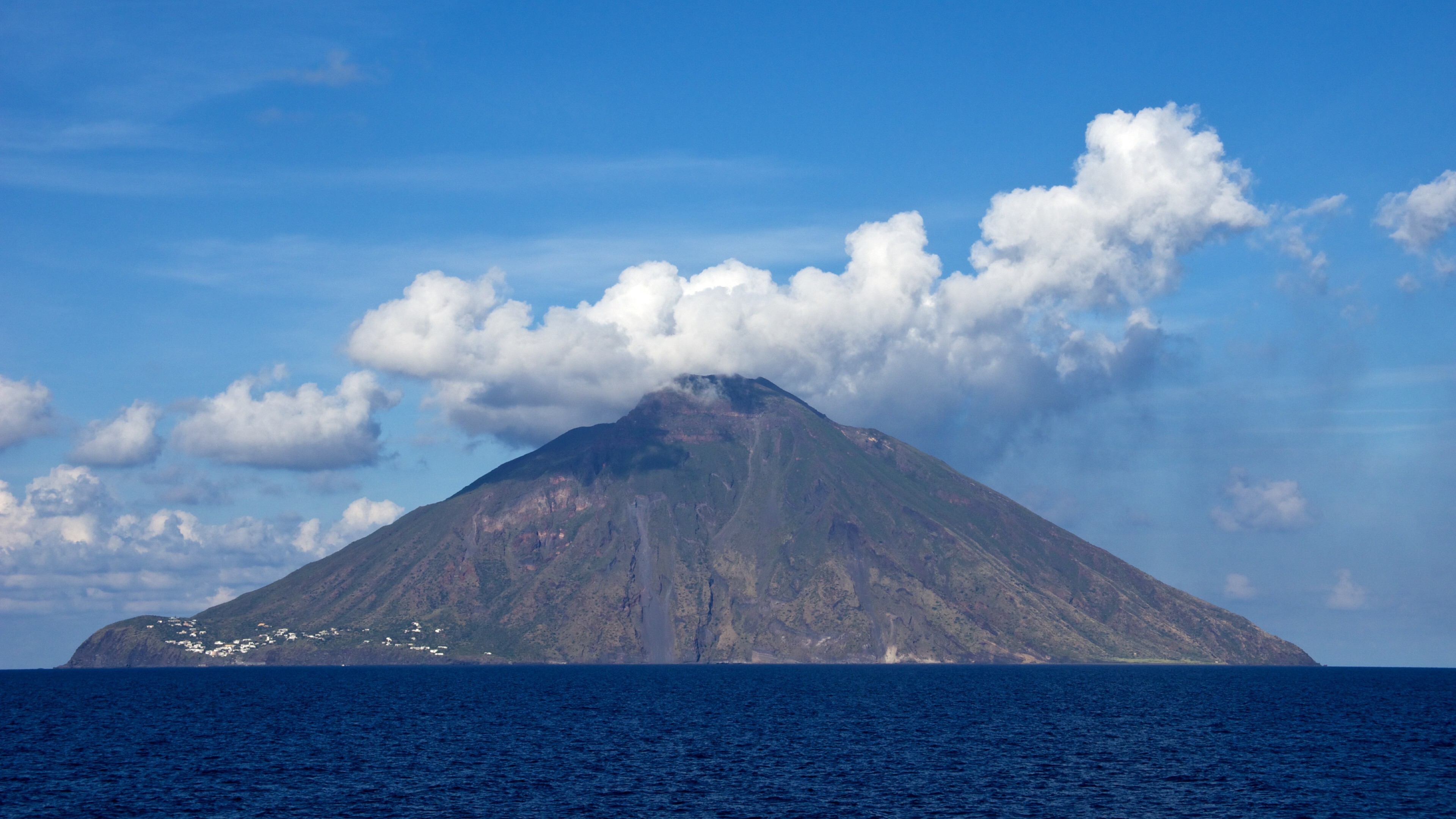 Una nueva erupción del volcán de Stromboli provoca un pequeño tsunami