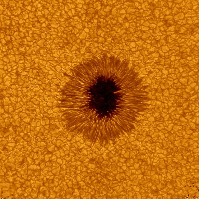 El 'ojo' del Sol: espectacular detalle de una mancha solar | RTVE