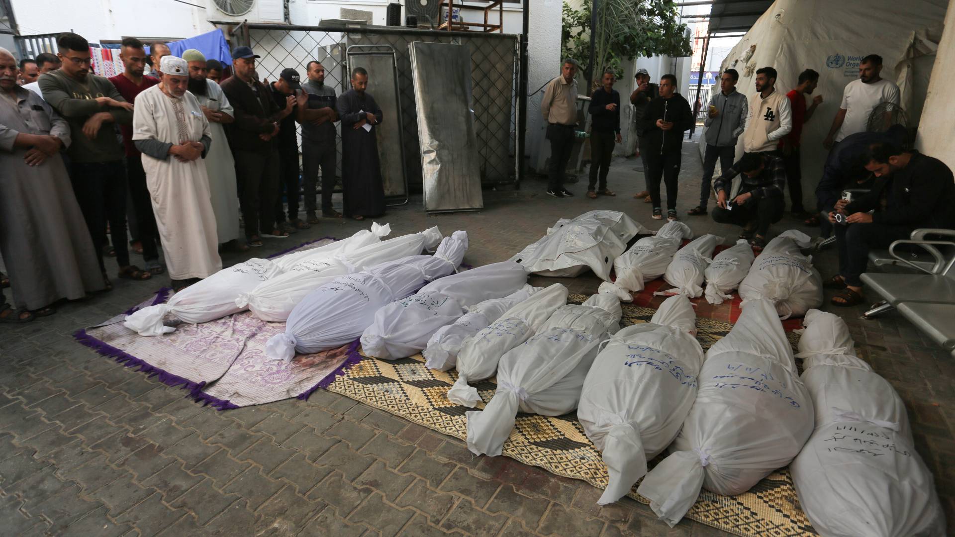 Dos ataques a un hospital y una escuela en Gaza dejan al menos 70 muertos