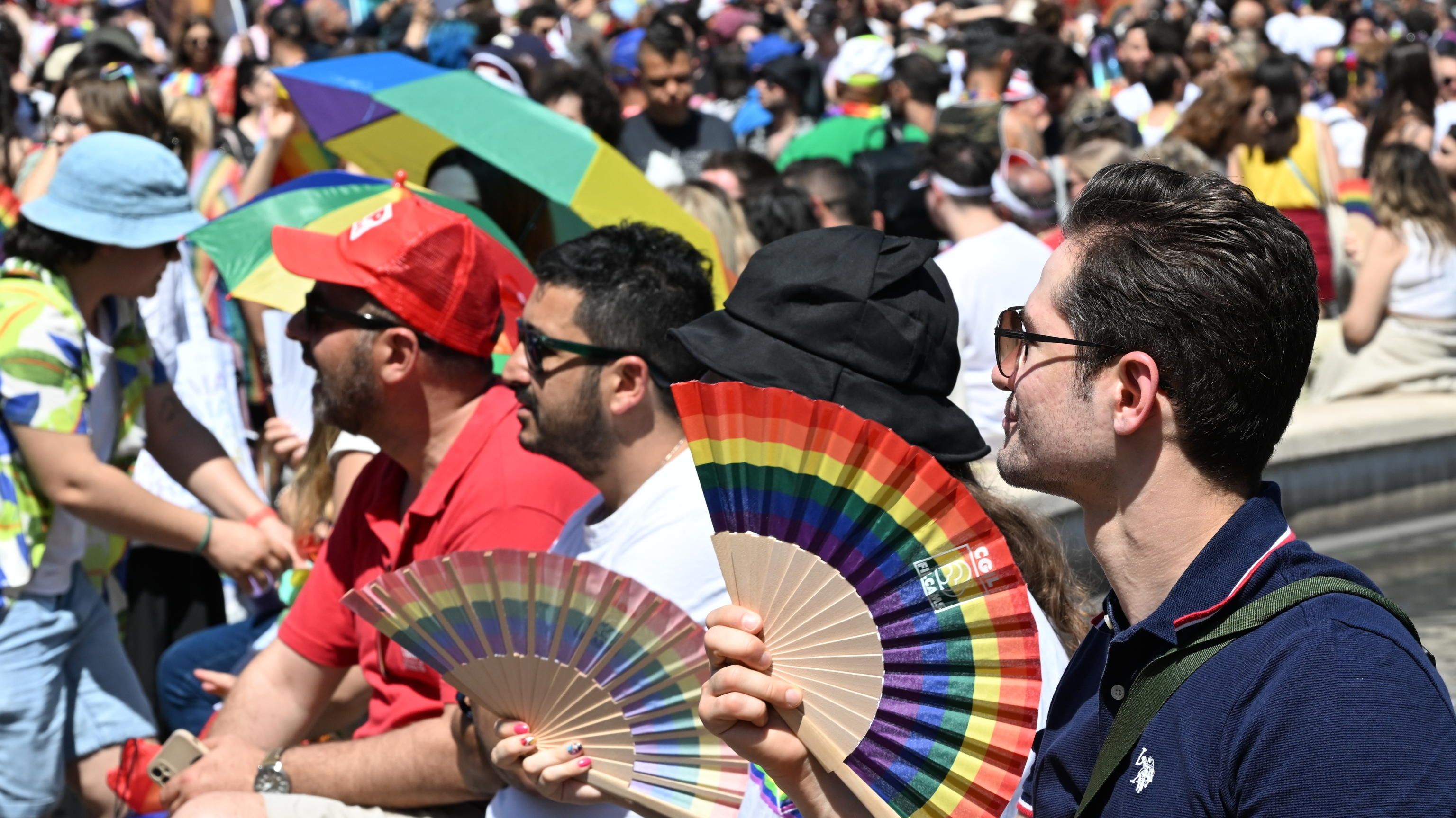 El Orgullo llena las calles de Roma en una marcha contra Meloni