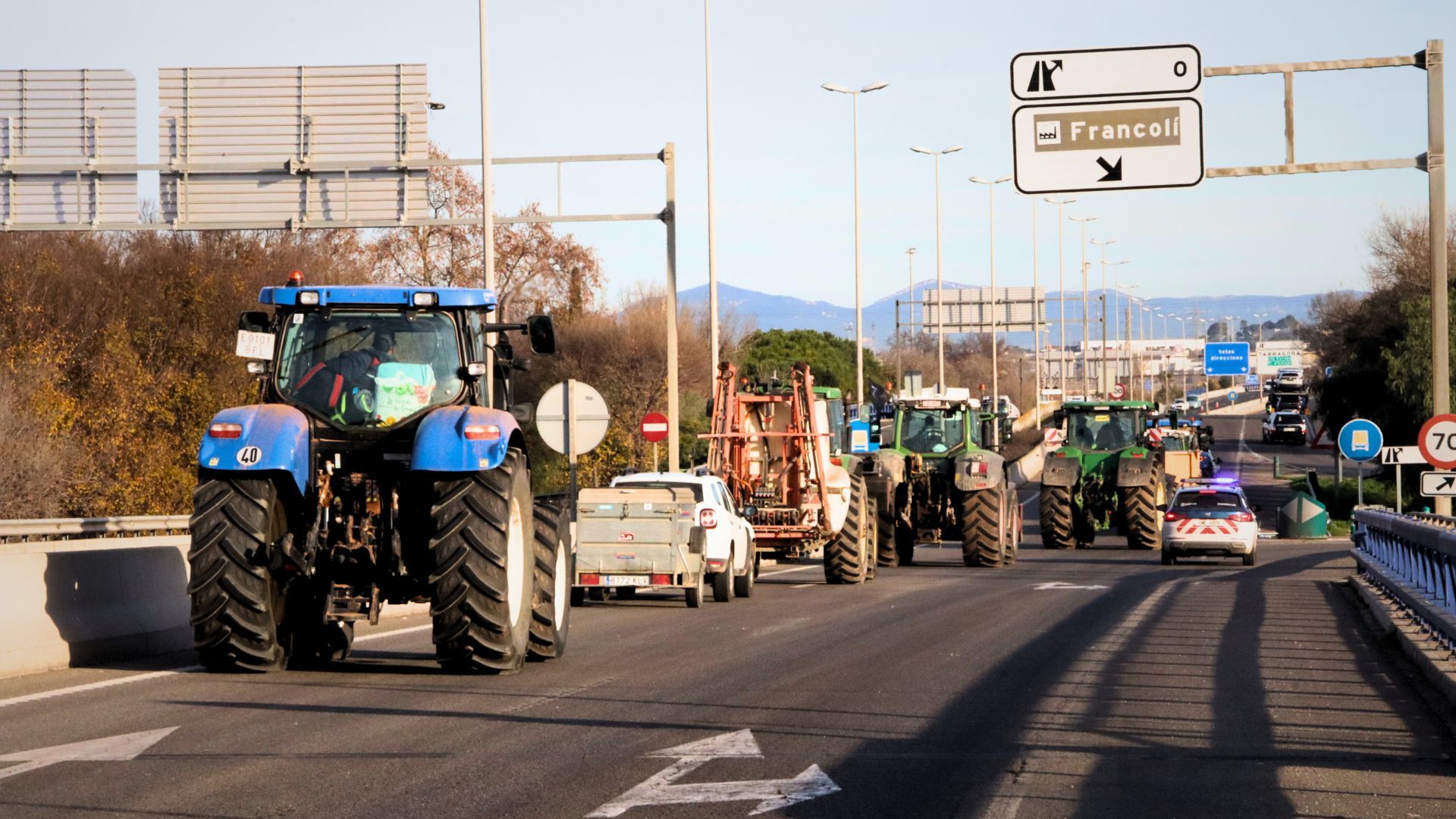 Els pagesos aixequen el tall al Port de Tarragona després de quatre ...