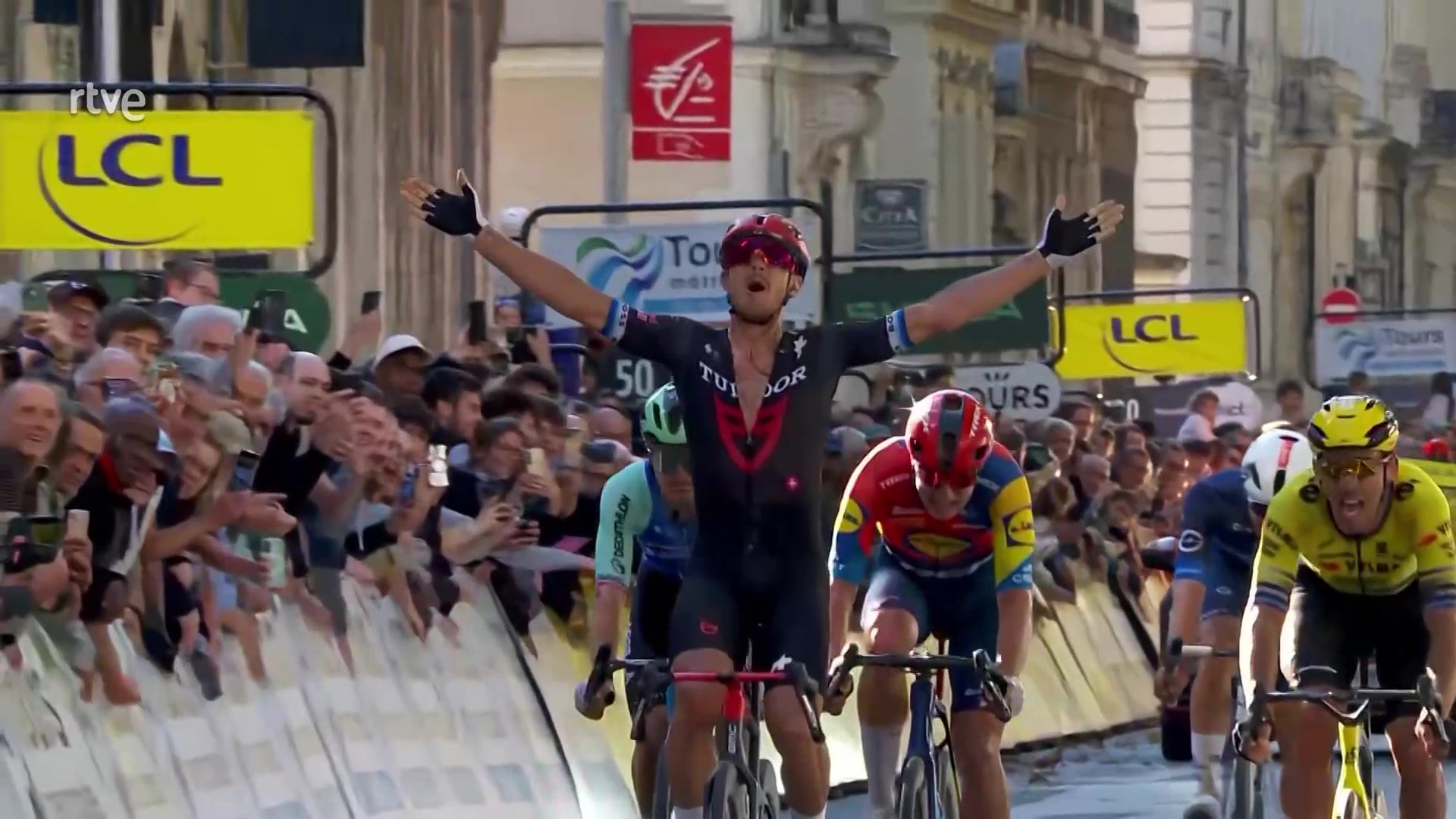 Matteo Trentin gana la París Tours