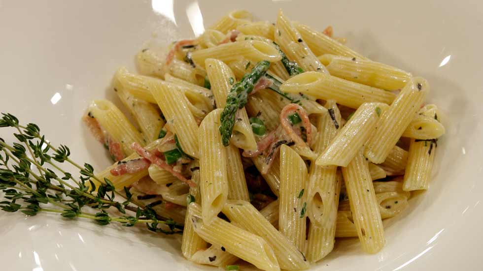 Cómo preparar Penne con espárragos, hierbas, panceta y trufa