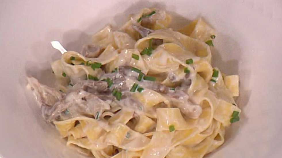 Cómo preparar Penne con espárragos, hierbas, panceta y trufa