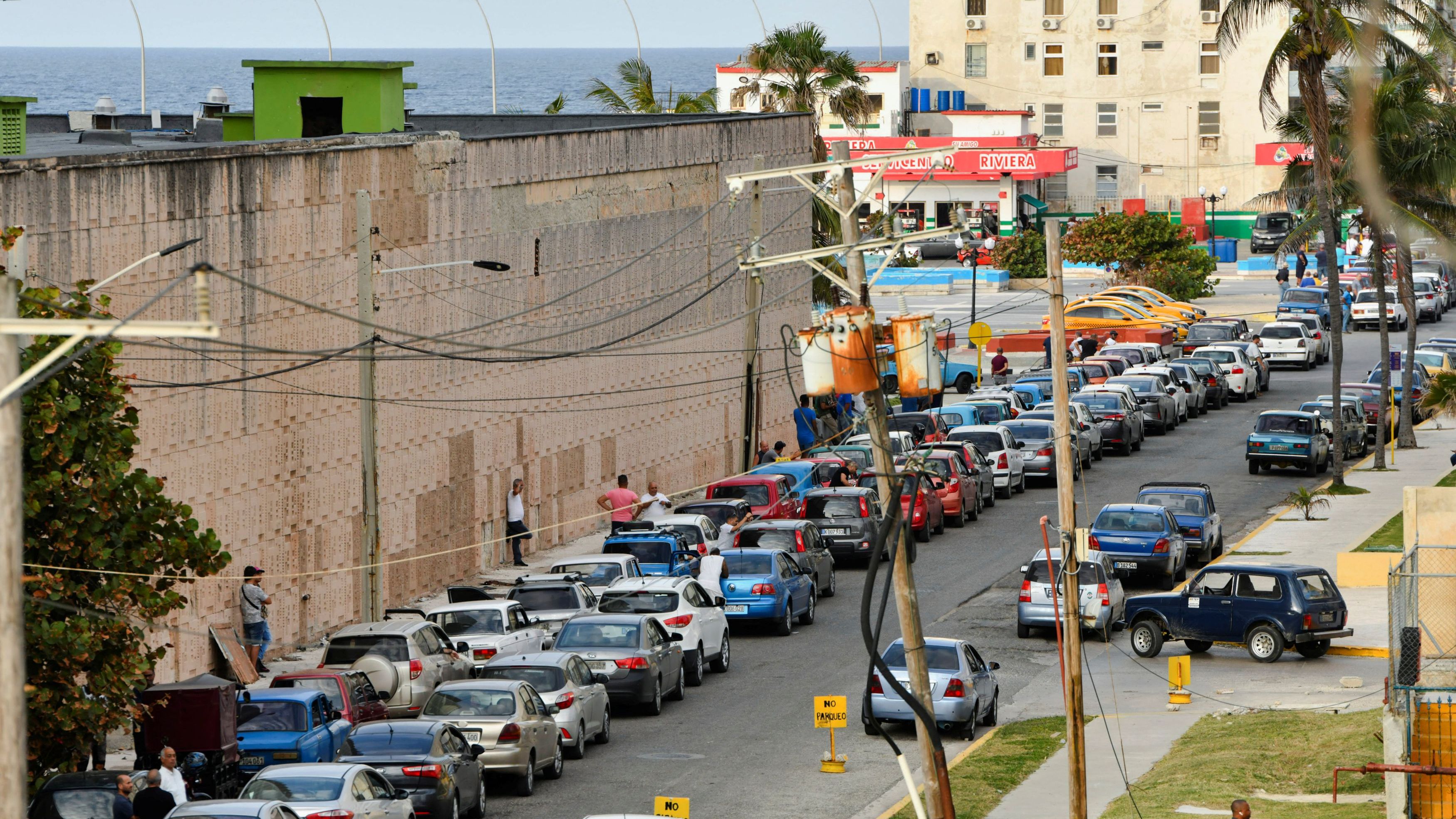 Cuba: las colas para repostar gasolina no disminuyen