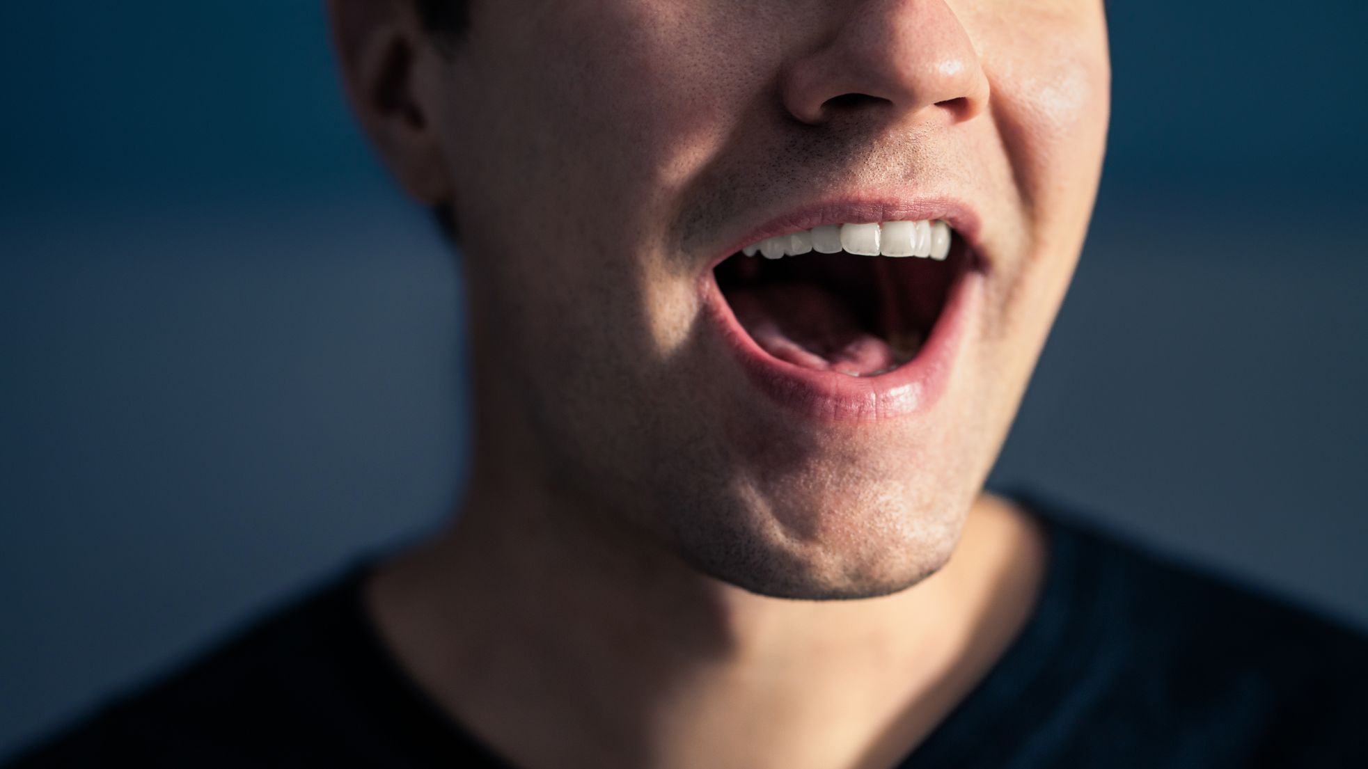 ¿Por qué nos quedamos "afónicos"? Síntomas y remedios