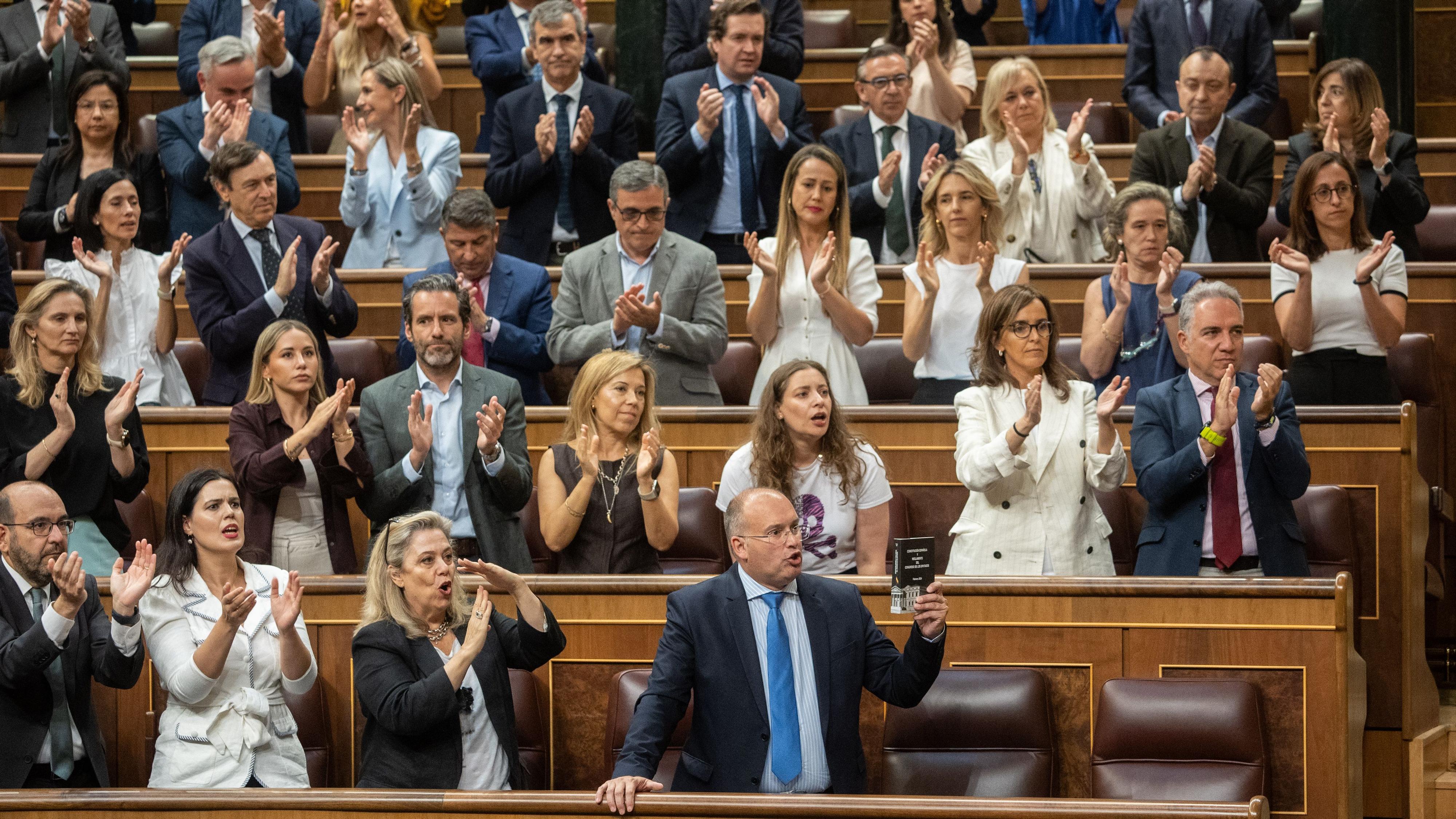 Bronca en el Congreso al pedir el PP modificar el orden y que acuda Sánchez Bronca en el Congreso al pedir el PP modificar el orden y que acuda Sánchez
