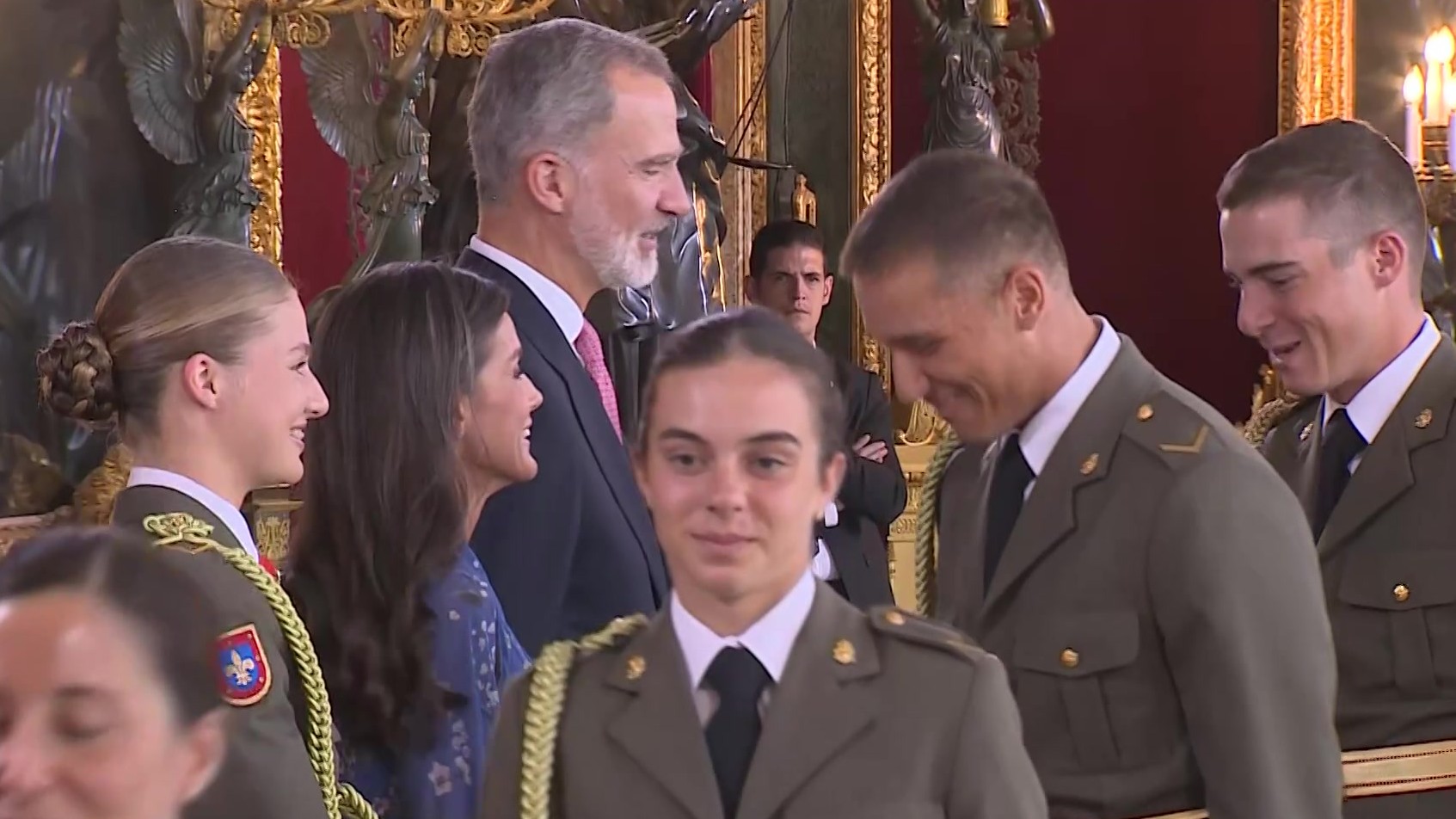 Desfile Del 12 Octubre Leonor Es Sorprendida Por Varios De Sus