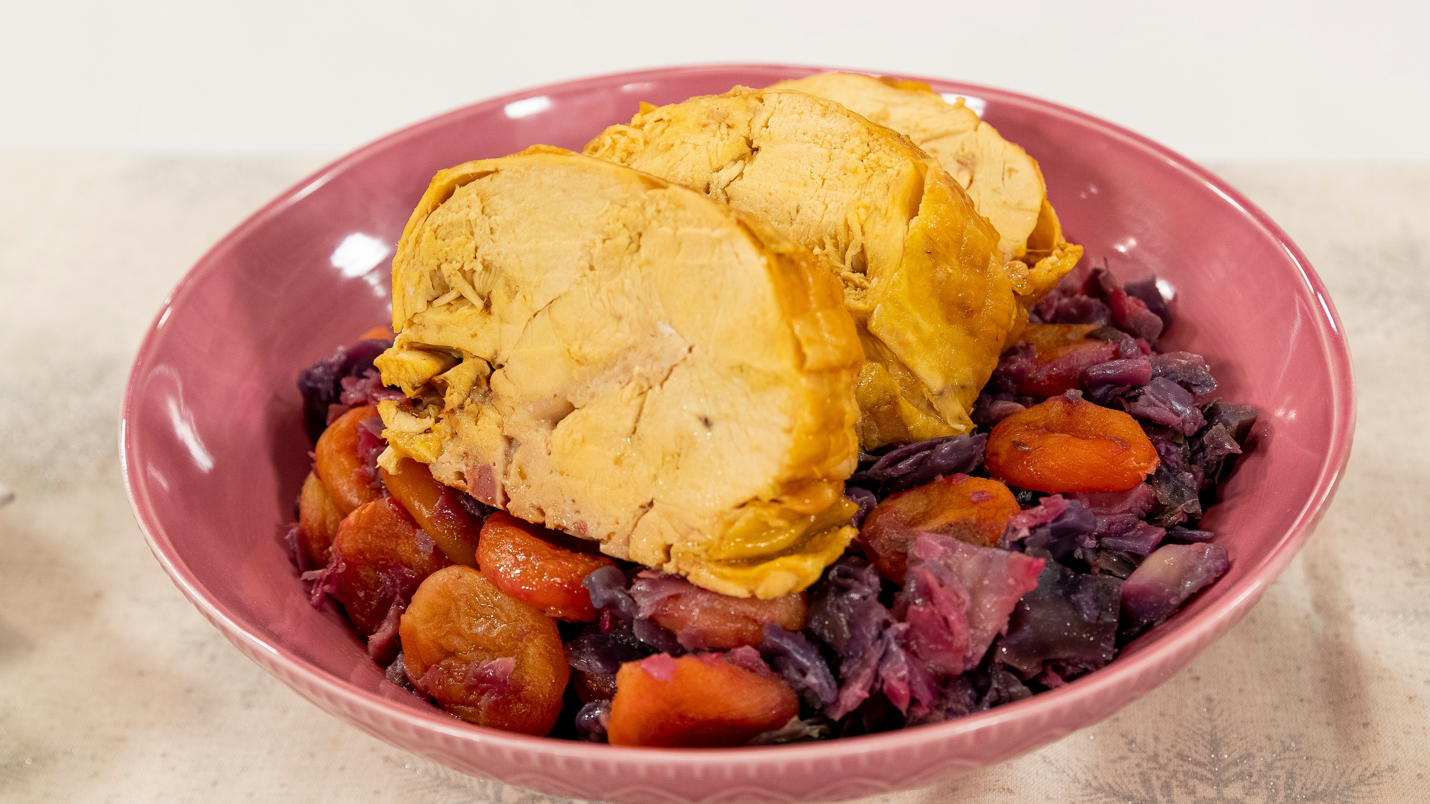 Receta de pularda rellena de manzana y piñones con lombarda