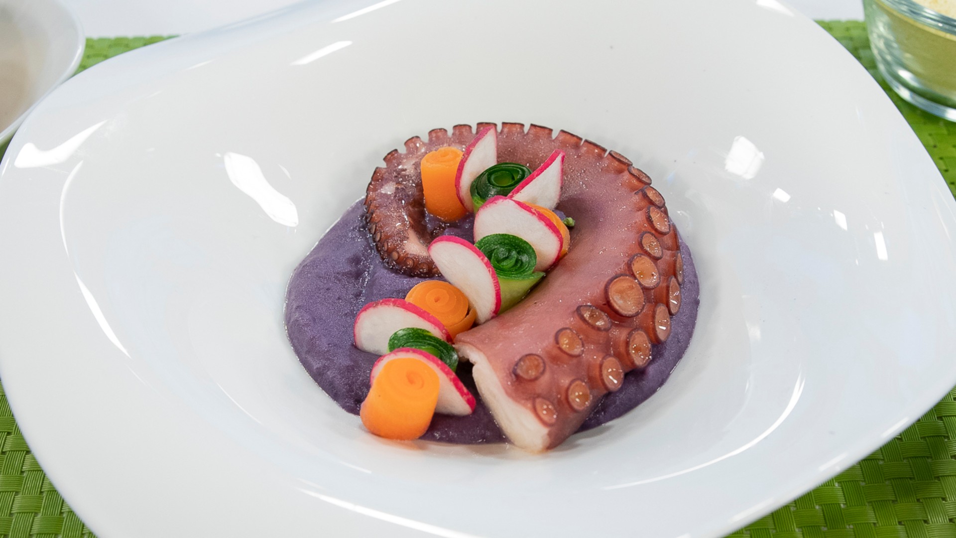Receta de puré de patata morada con pulpo y crudités