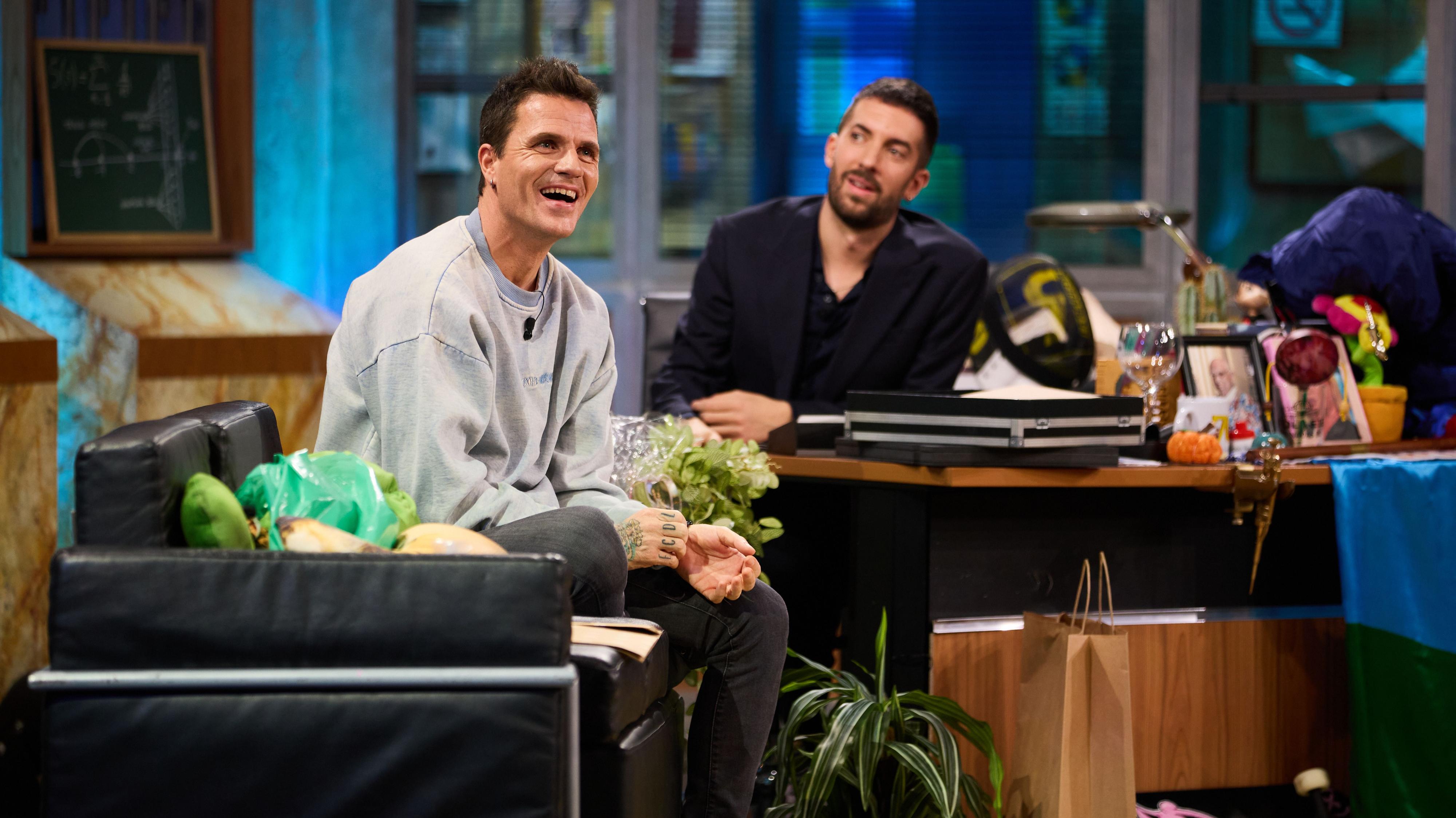 La Revuelta | ¿Qué hace Dani Martín antes de dar un beso? 2/12/24