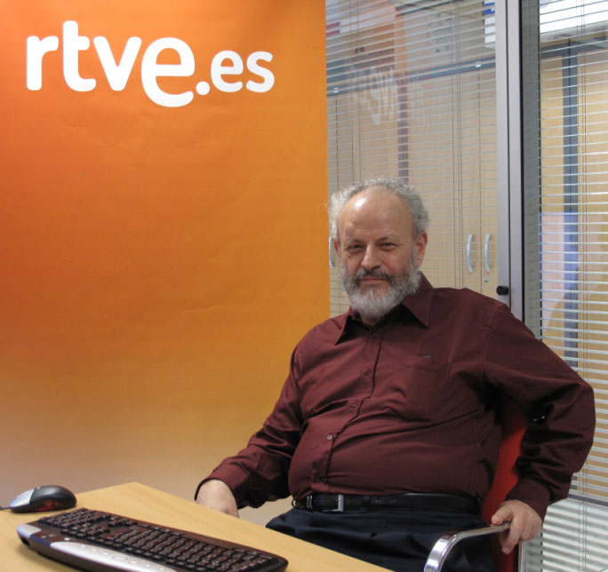 Ramón Ruiz: "Todos los meses hay volcanes mucho mayores que el de Islandia"