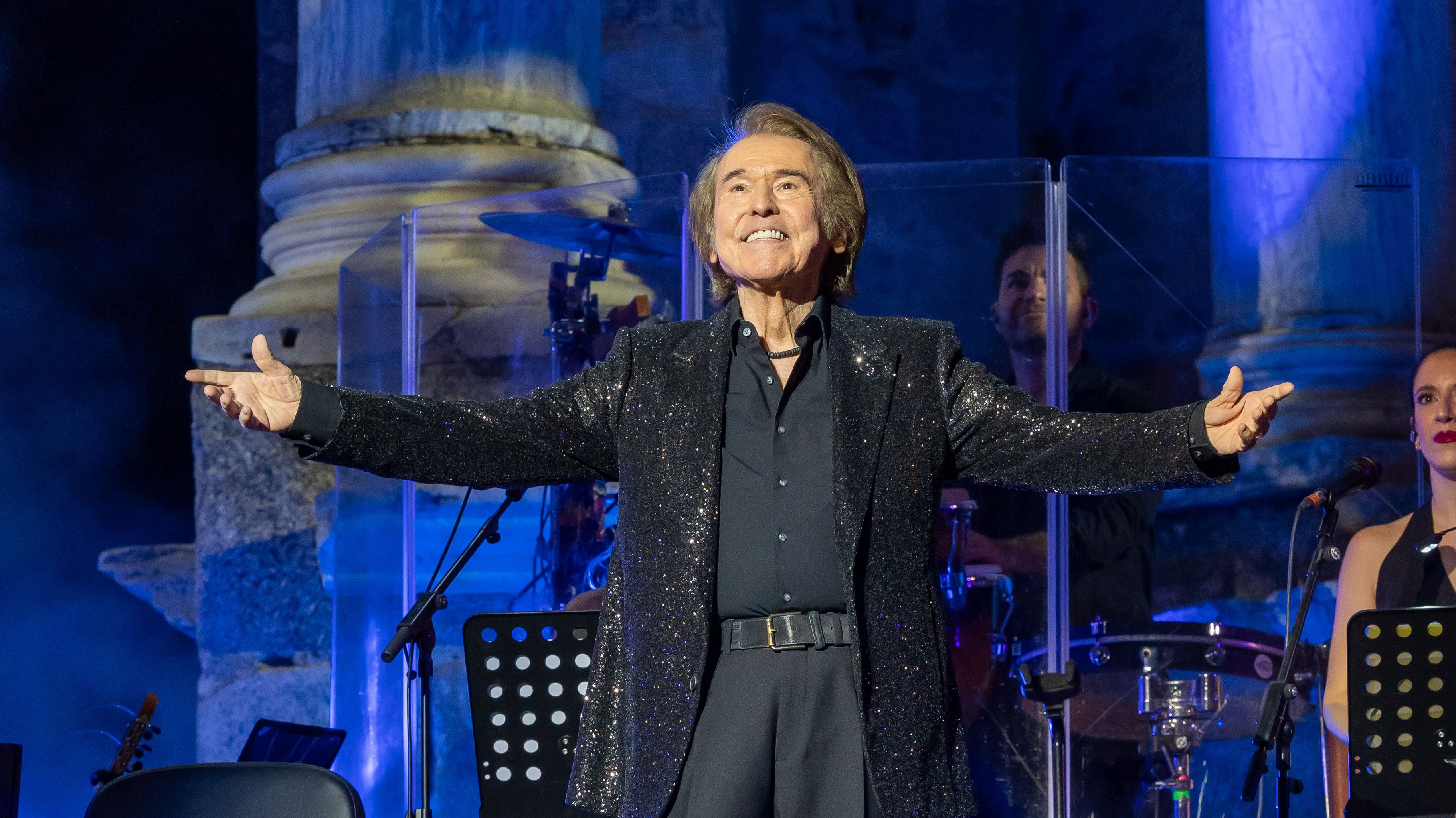 Raphael vive su "gran noche" en su vuelta al escenario