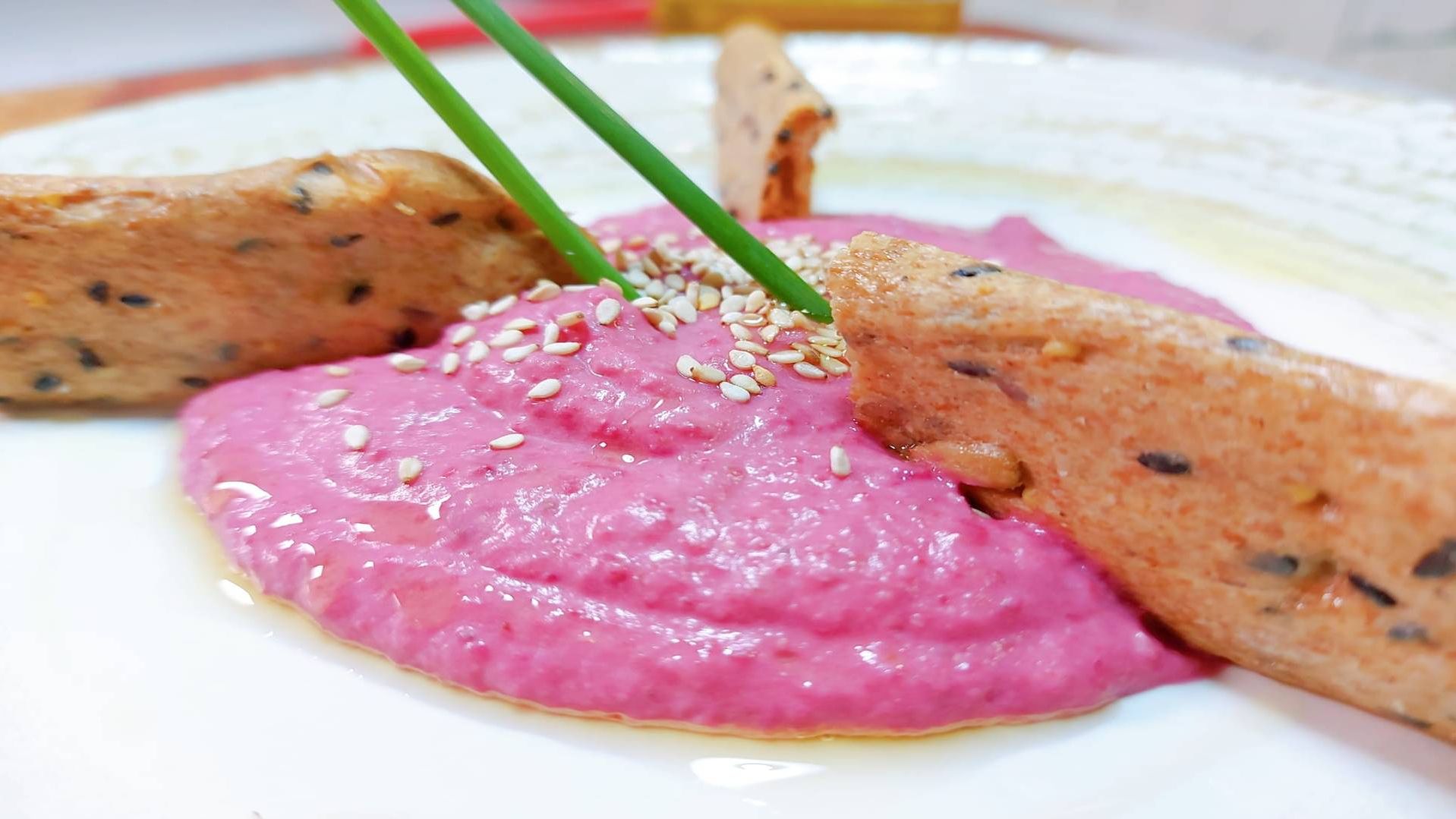 Receta de humus de judías blancas, remolacha y mostaza