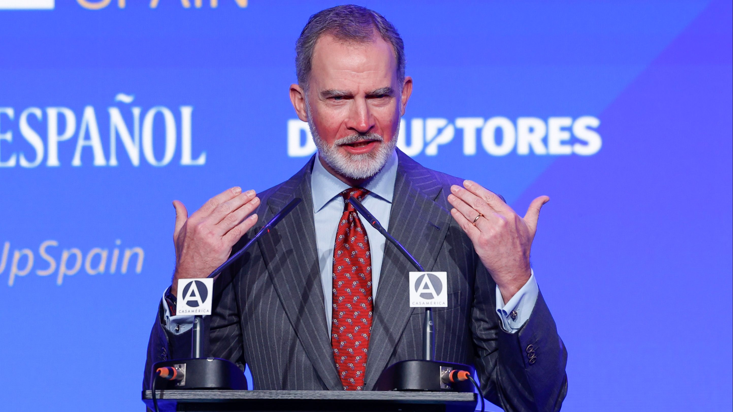 El rey Felipe VI aparece en público quemado por el sol