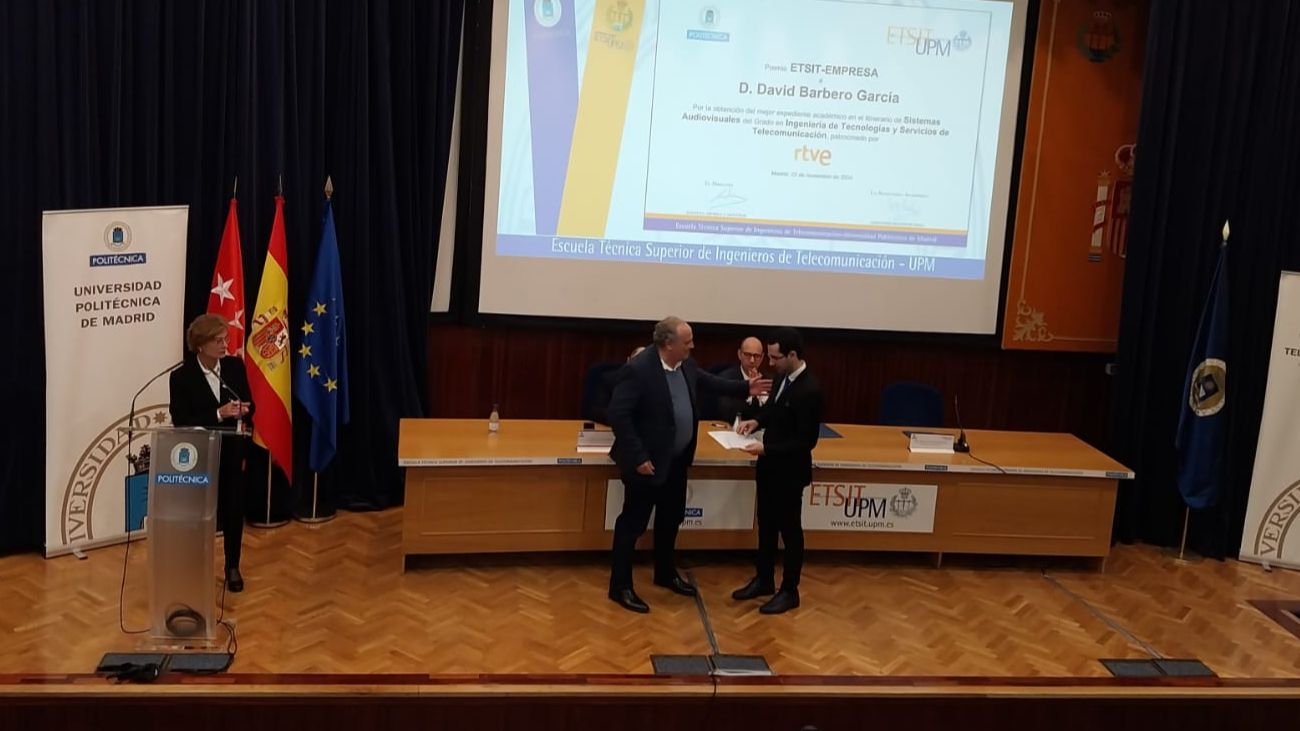 RTVE entrega un premio a la excelencia académica en la ETSIT de la UPM