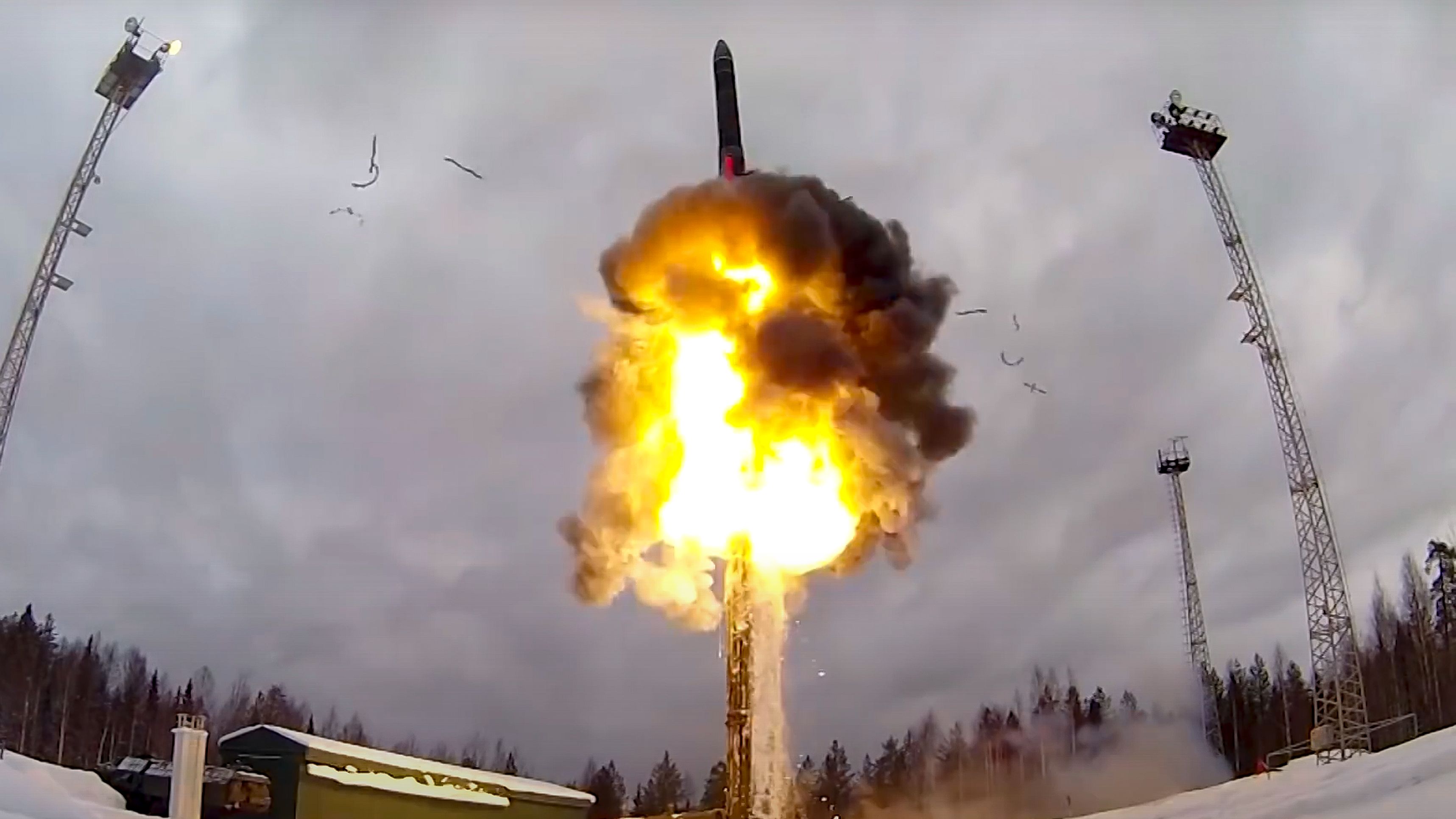 Rusia anuncia maniobras para desplegar armas nucleares tácticas