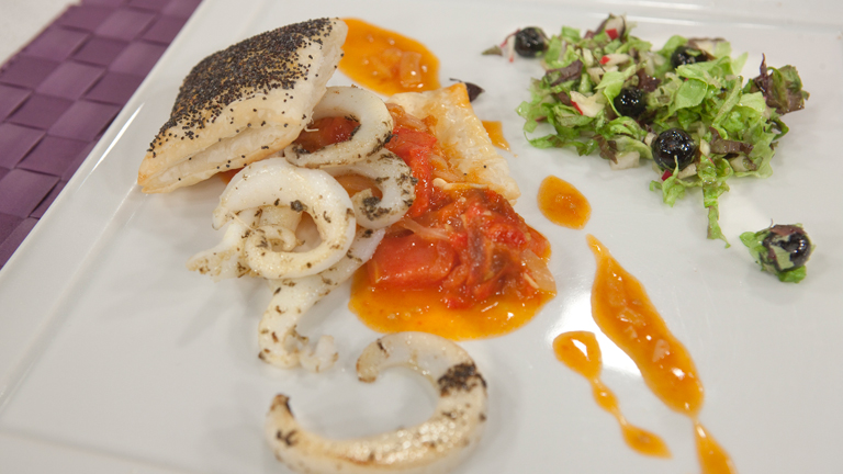 Cómo preparar Sepias salteadas con salsa provenzal y crujiente de hojaldre