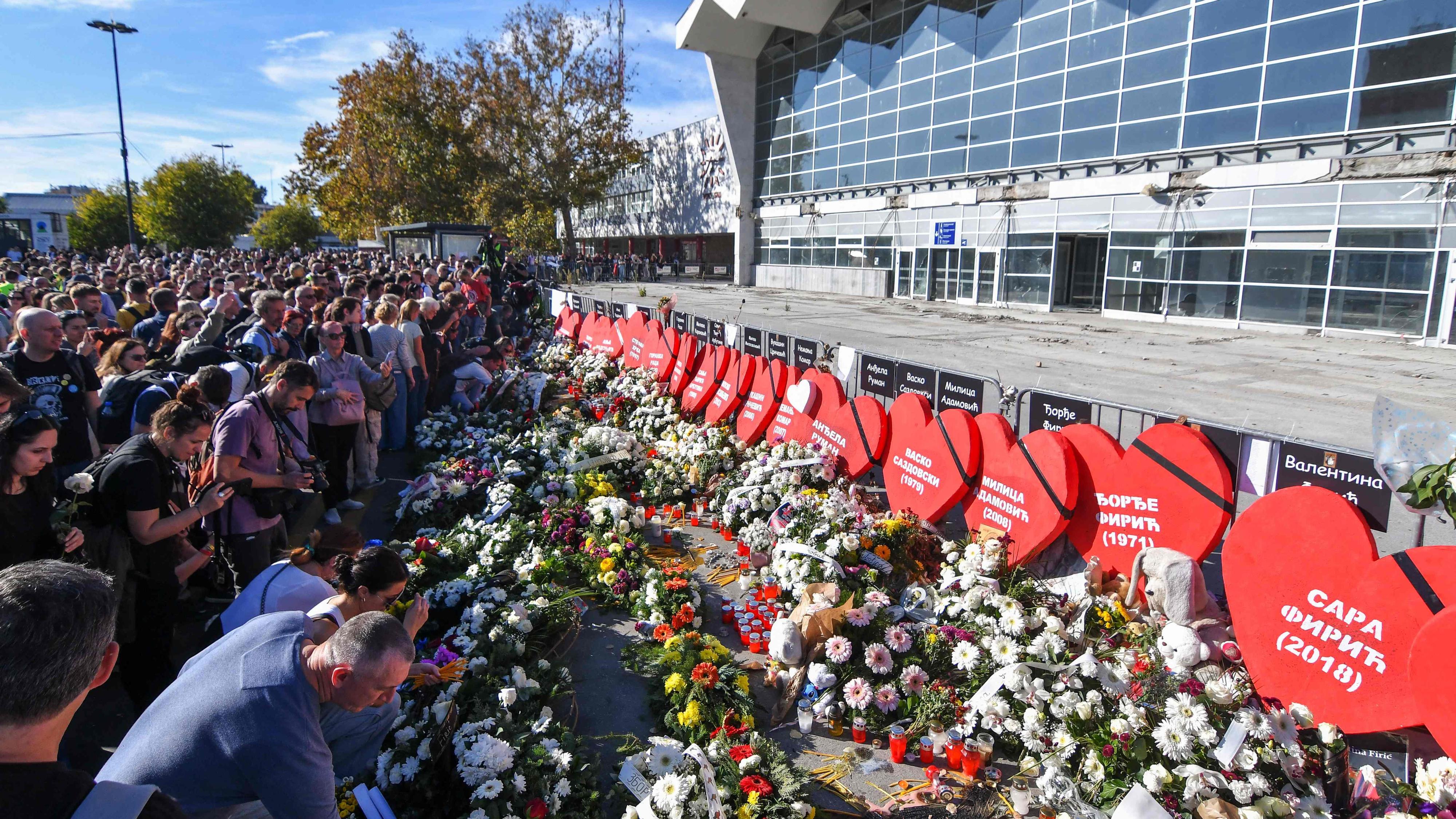 Serbia recuerda a las 16 víctimas del accidente de Novi Sad