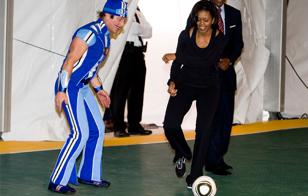 Sportacus juega al fútbol con Michelle Obama