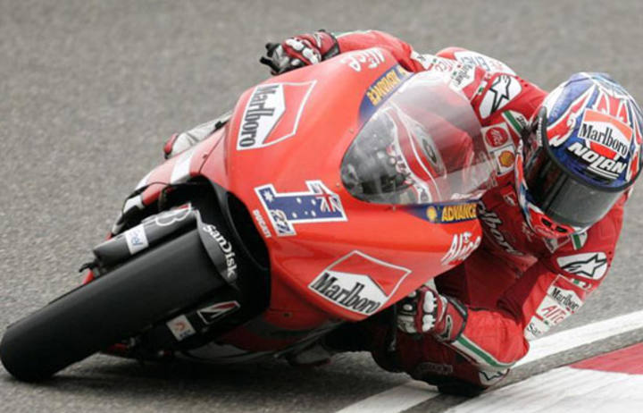 Stoner domina de forma aplastante en los primeros entrenamientos