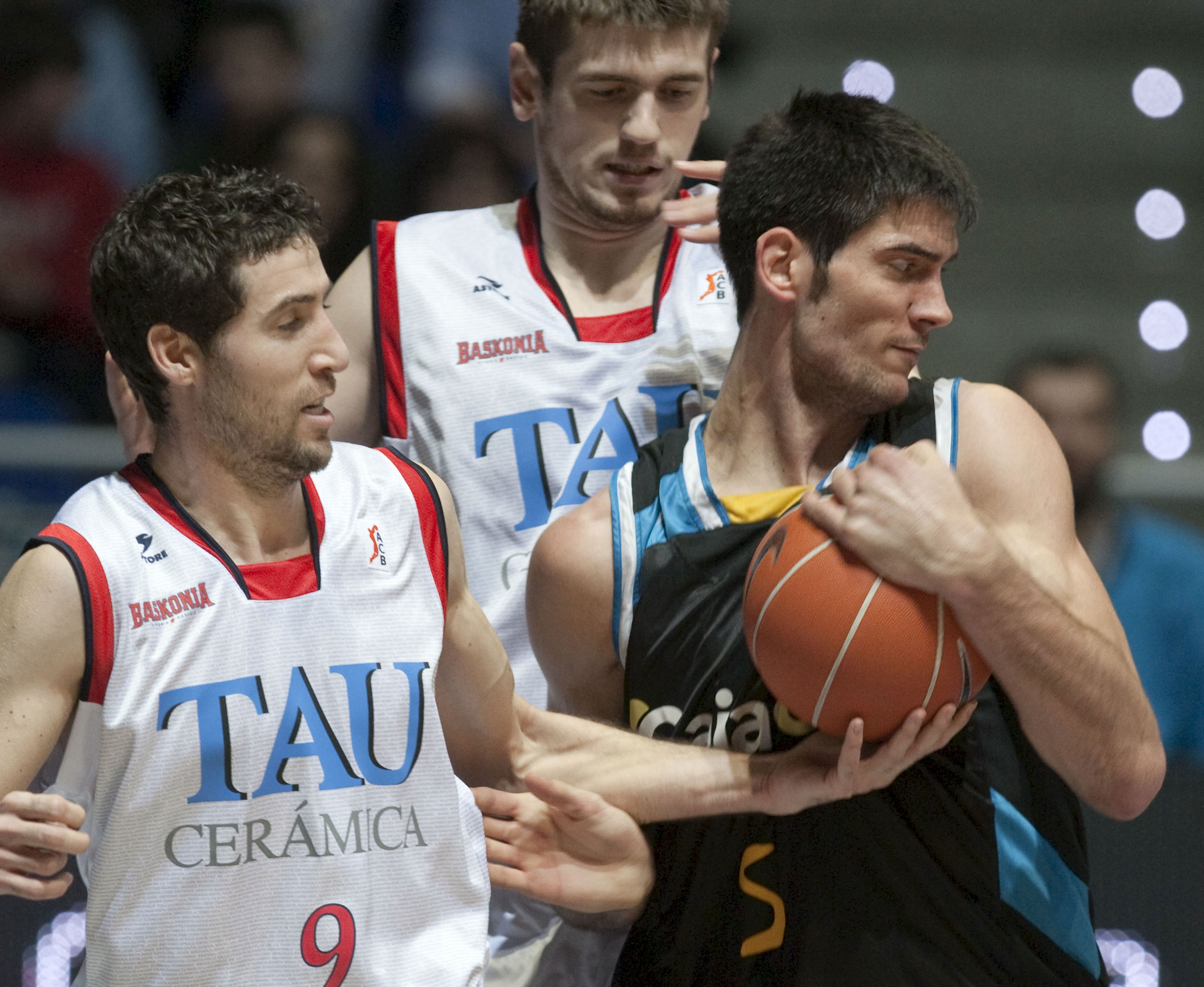 El Tau ganó a tirones a un digno Cajasol